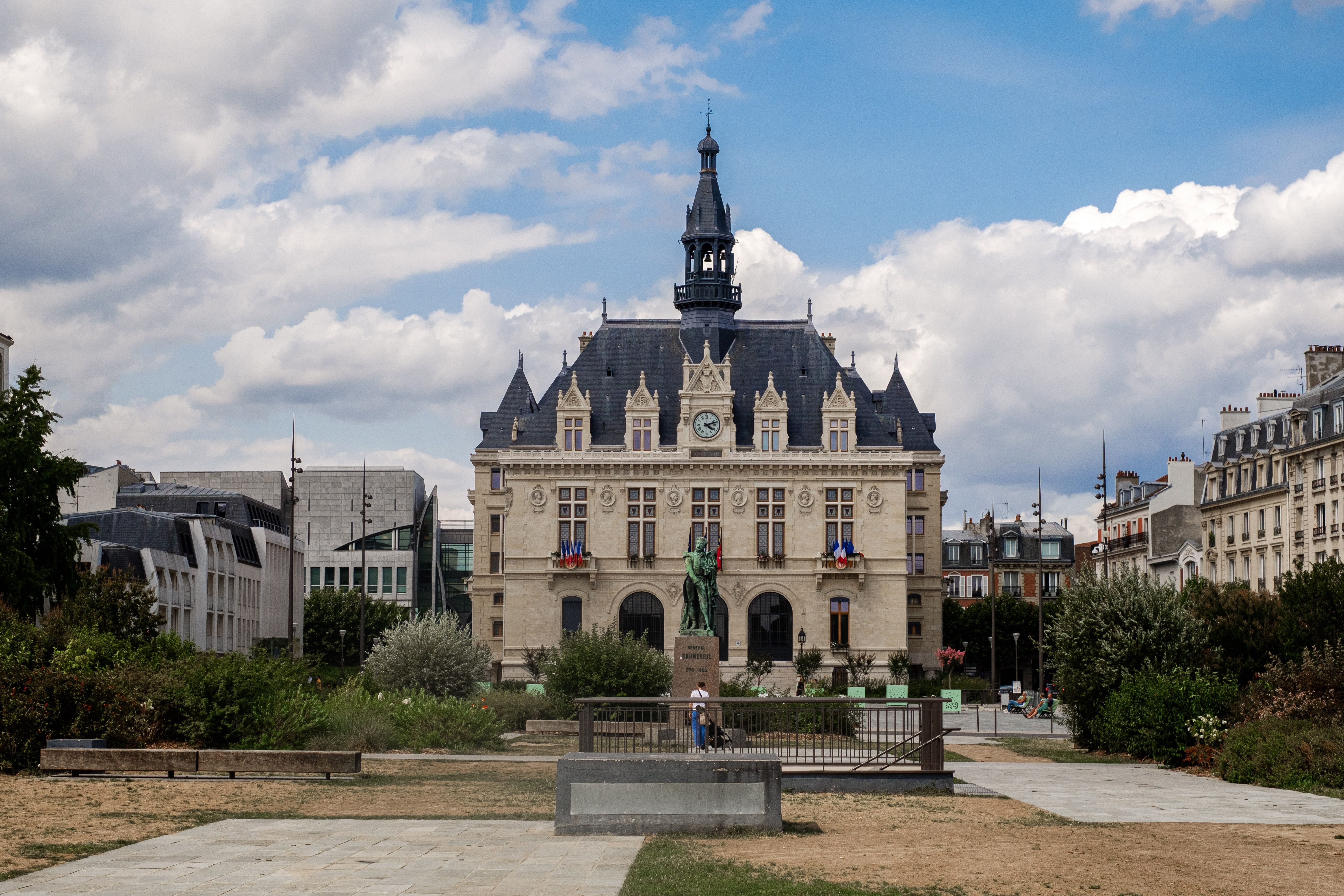 Elegant Building in Picturesque Urban Setting · Free Stock Photo