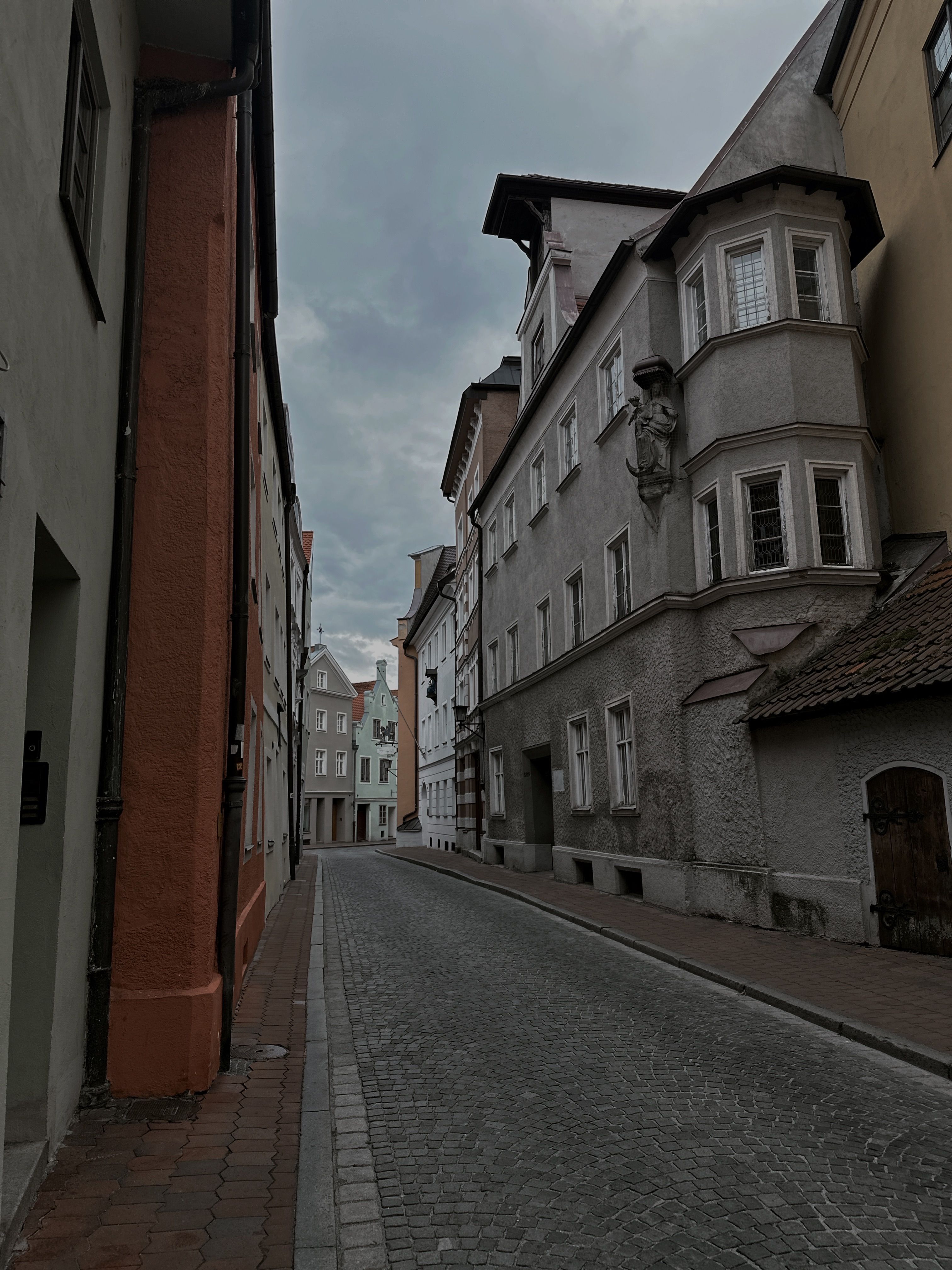 Charming European Alley with Historic Buildings · Free Stock Photo
