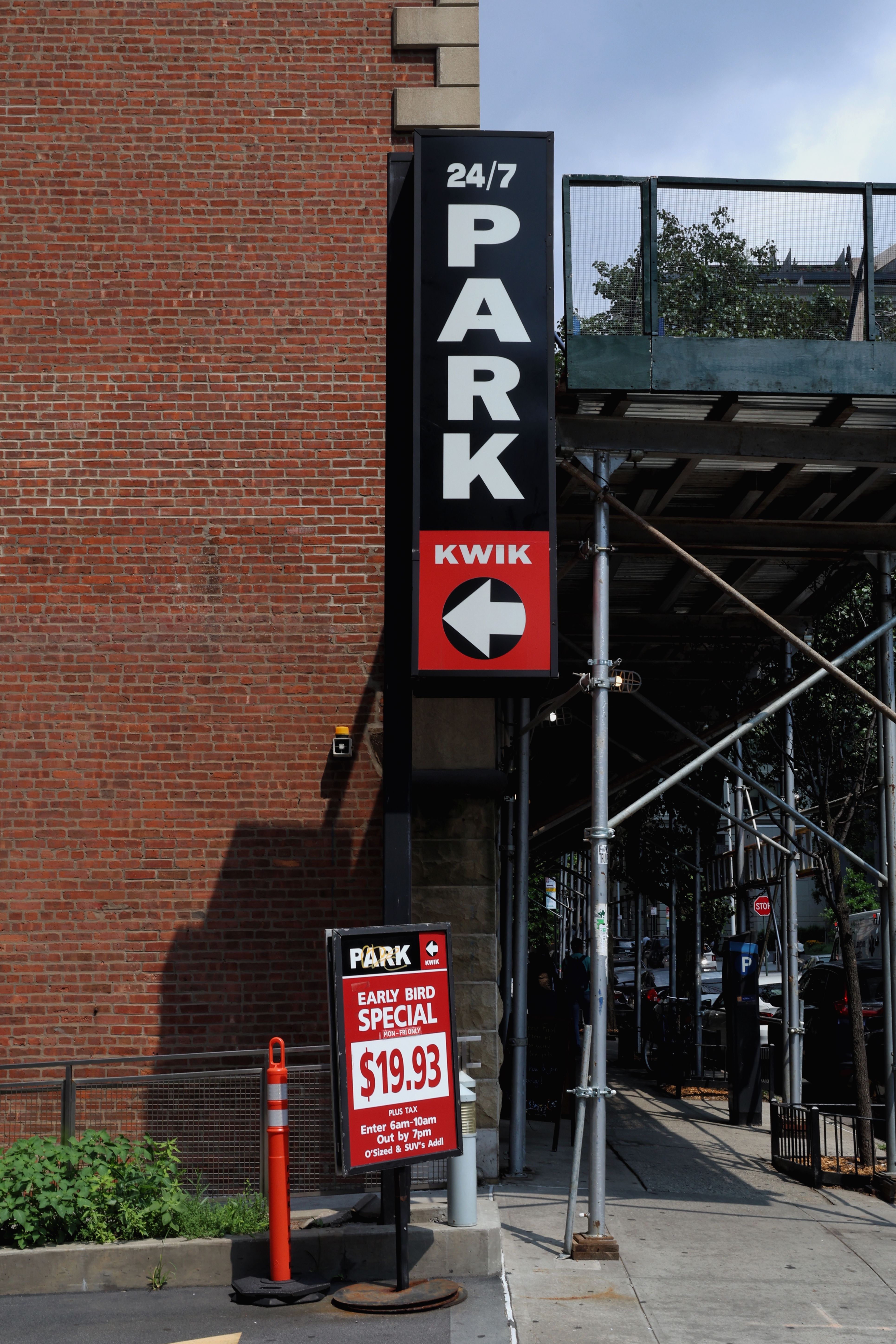 New York Brick Building with Parking Sign · Free Stock Photo