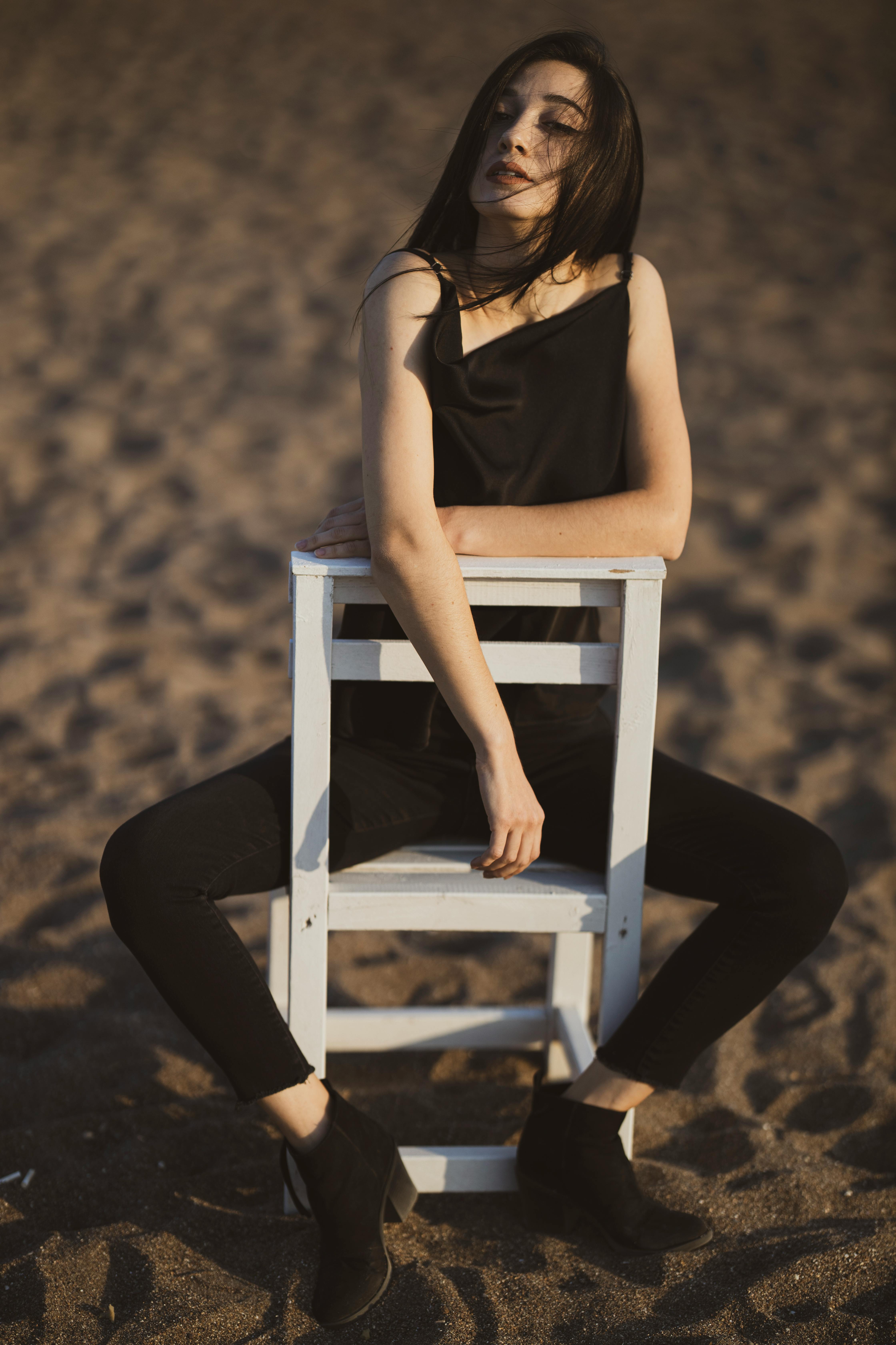 Mujer Se Sentar, En, Silla · Fotos de stock gratuitas