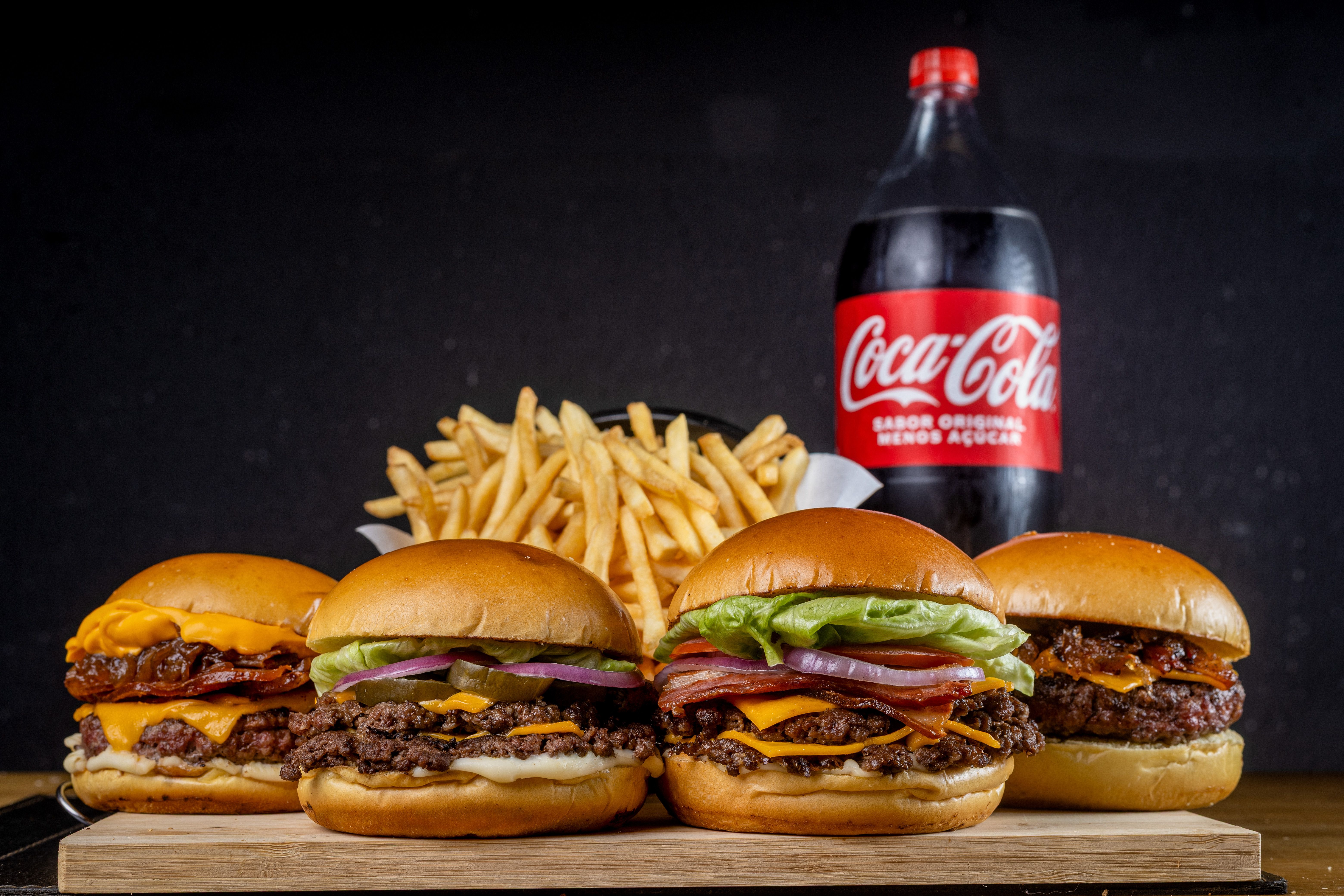Délicieux Festin De Burgers Au Coca Cola · Photo gratuite