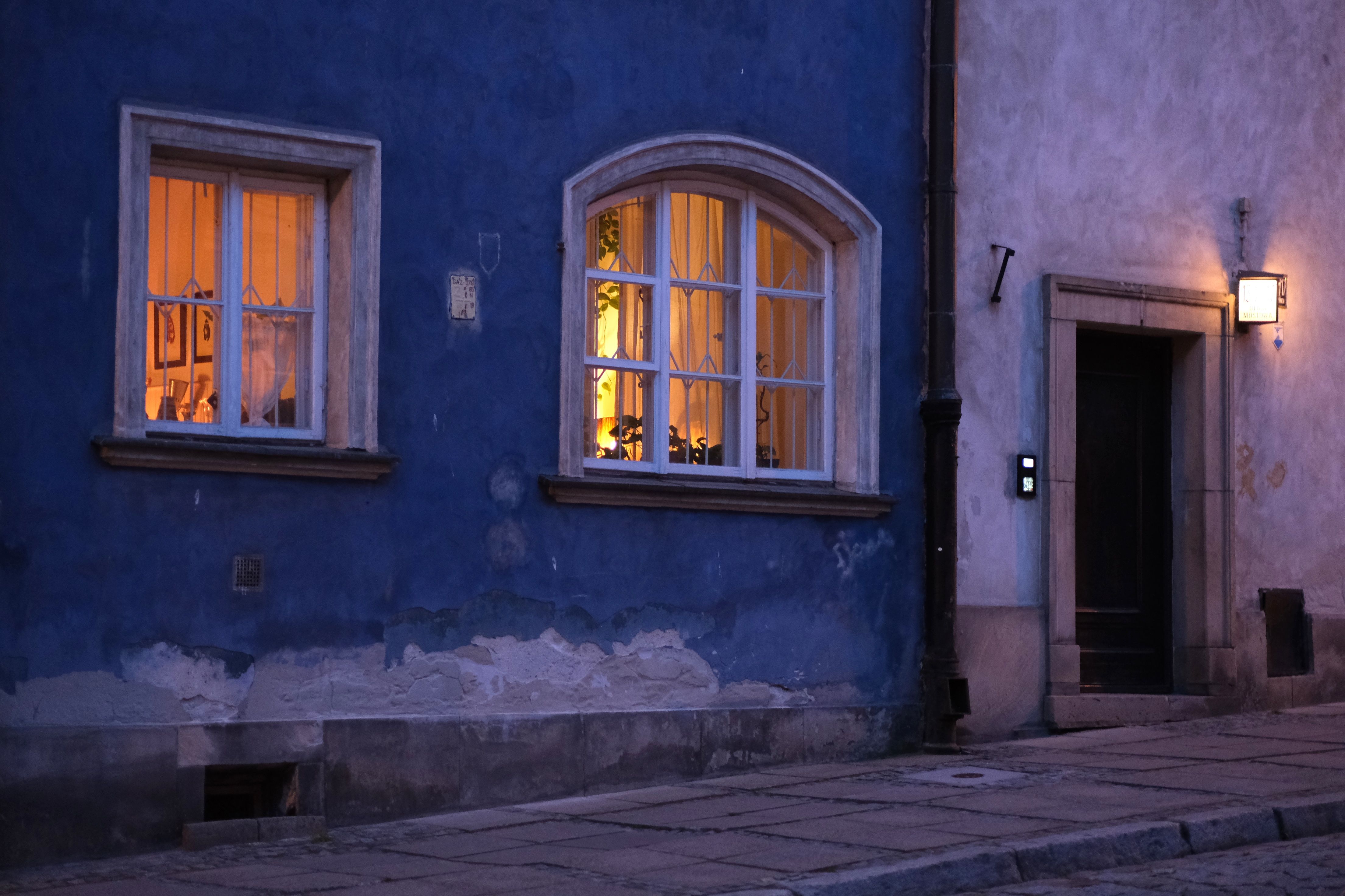 Charming Nighttime Street Scene with Illuminated Windows · Free Stock Photo