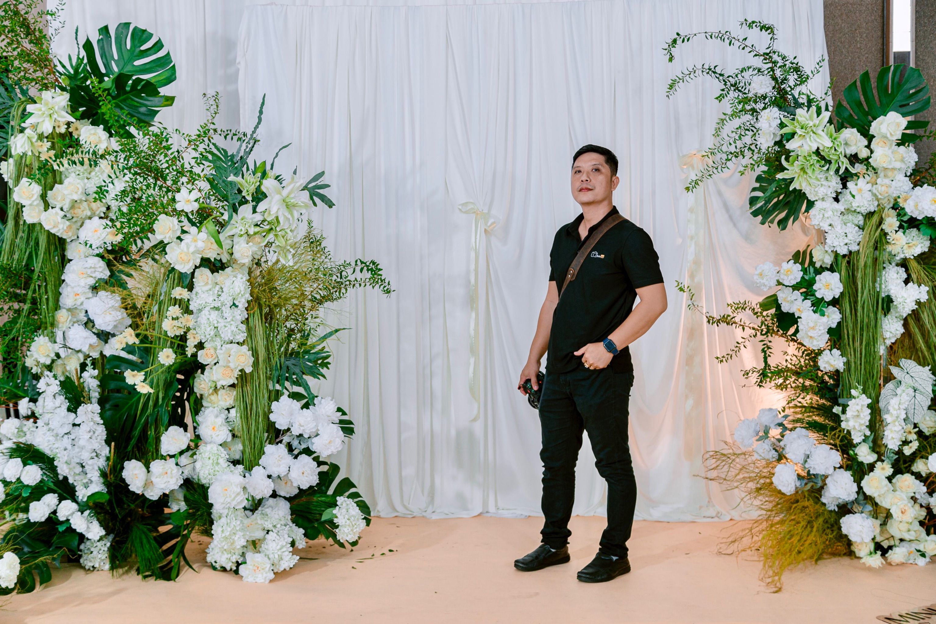 Elegant Floral Event Backdrop with Photographer · Free Stock Photo