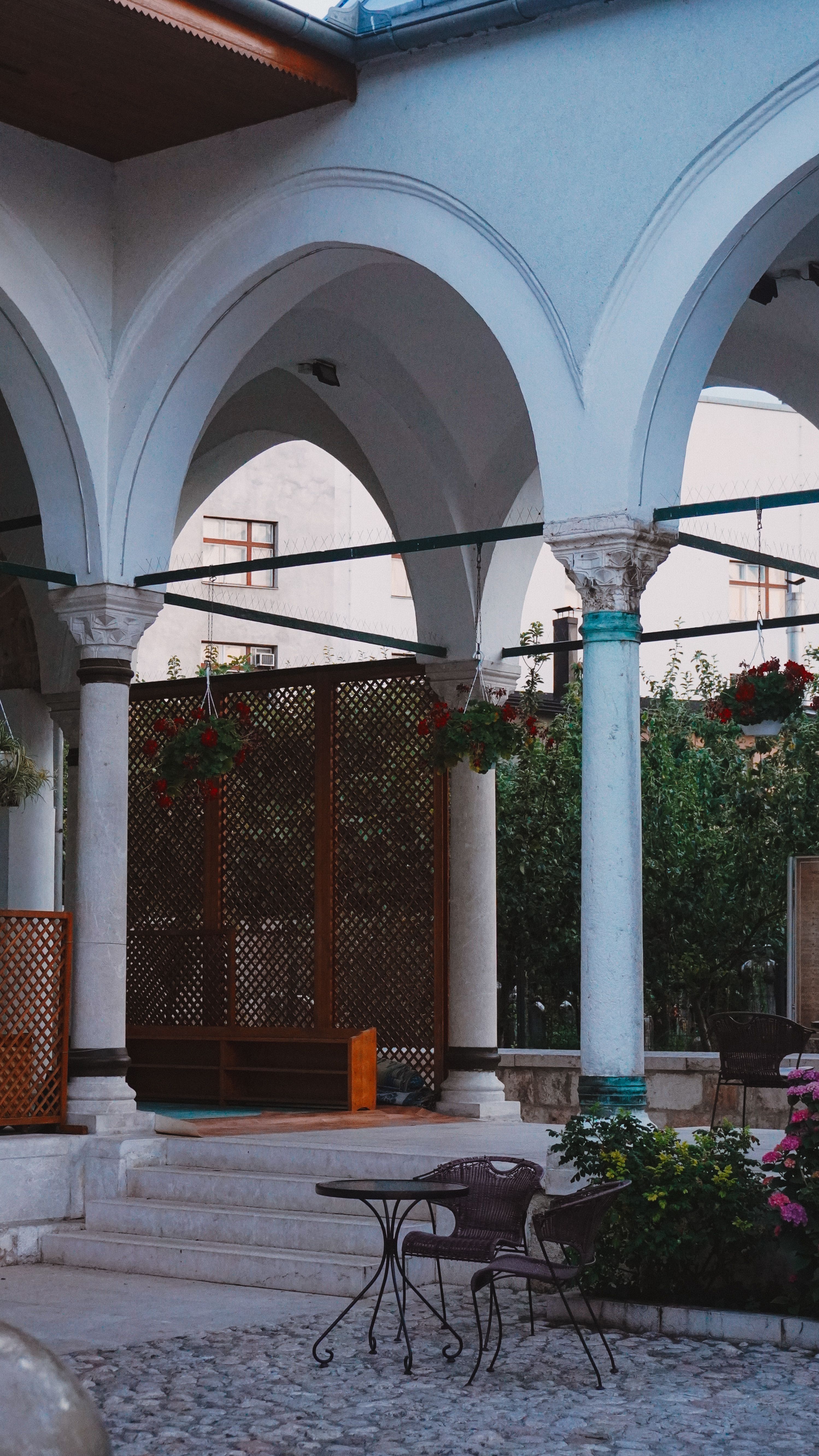 Charming Courtyard Arch in Thai Garden Setting · Free Stock Photo
