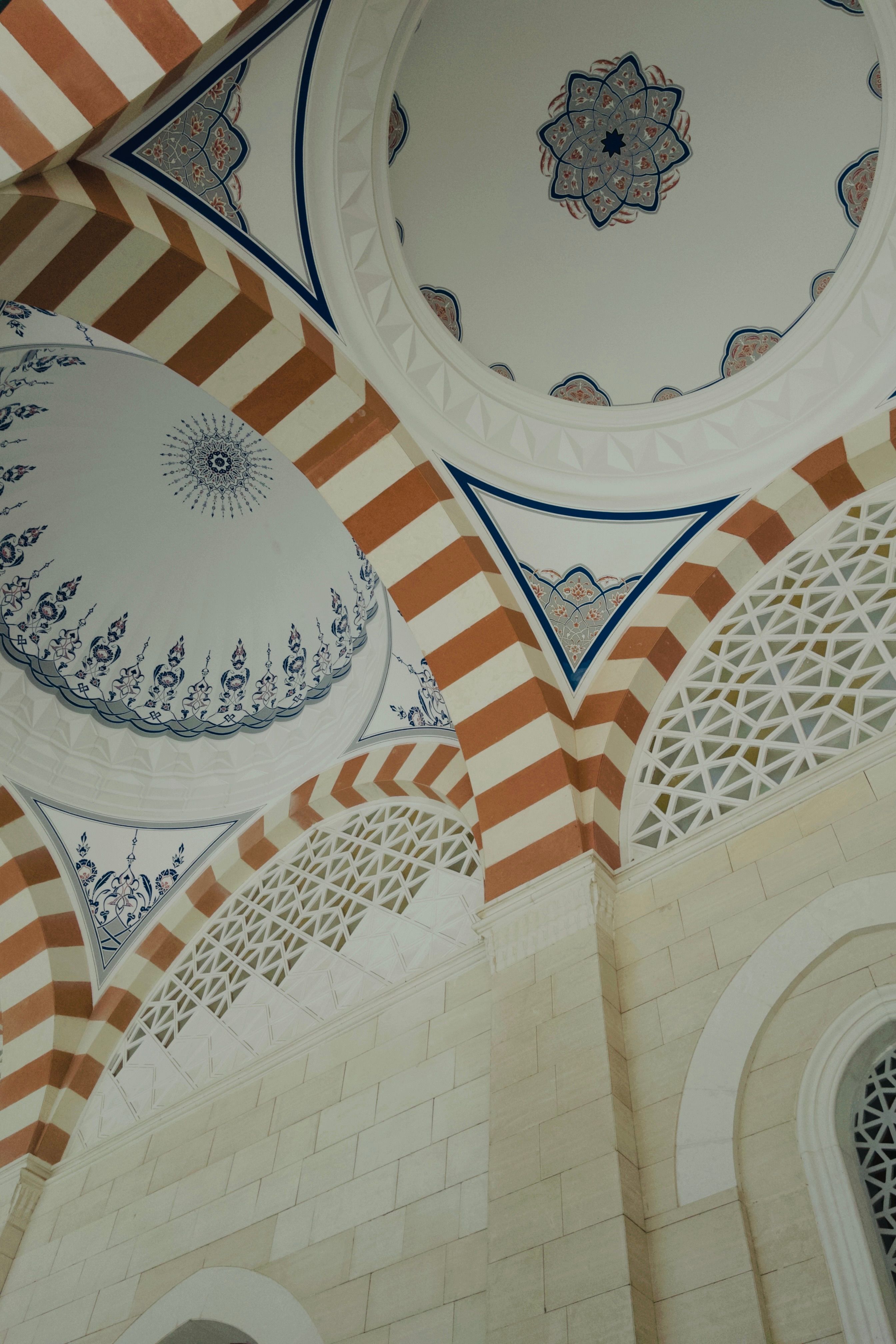 Intricate Islamic Architecture Ceiling Details · Free Stock Photo