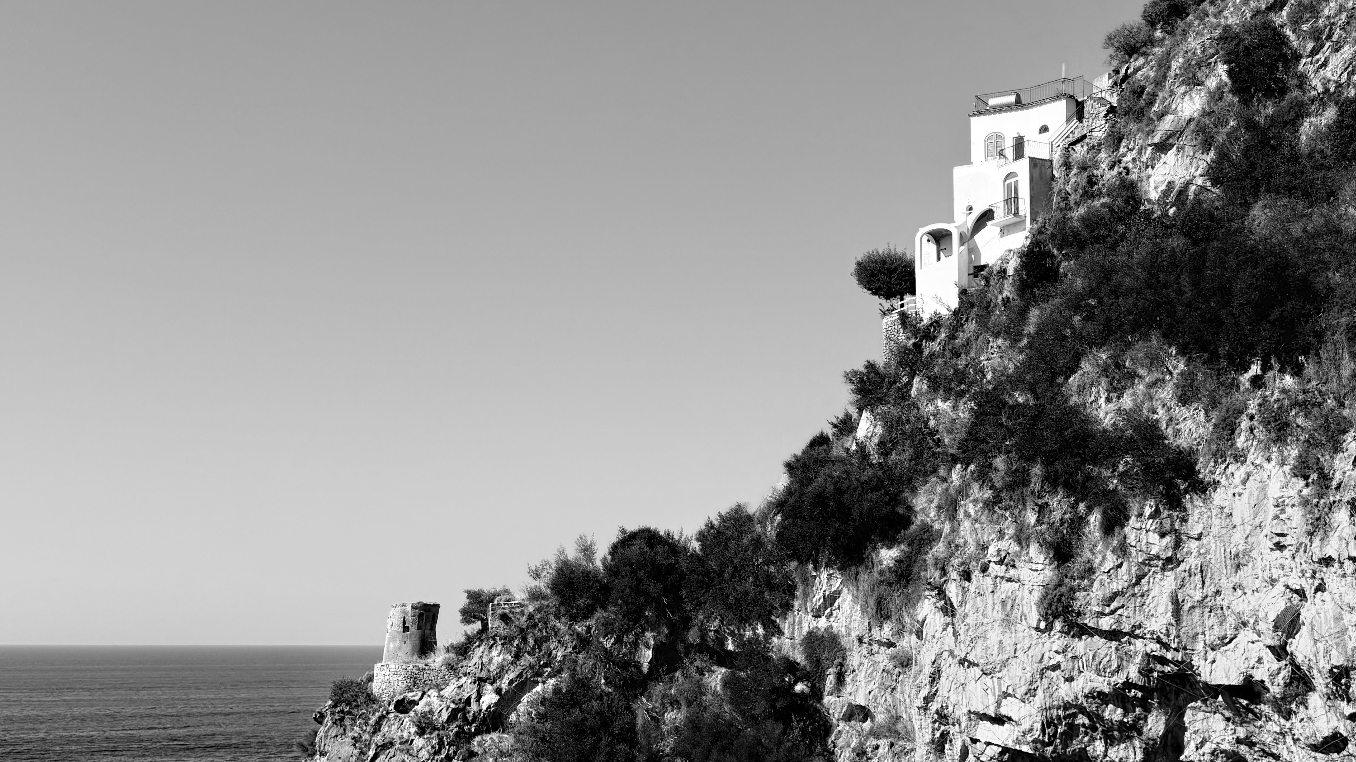 Scenic Cliffside Architecture in Black and White · Free Stock Photo
