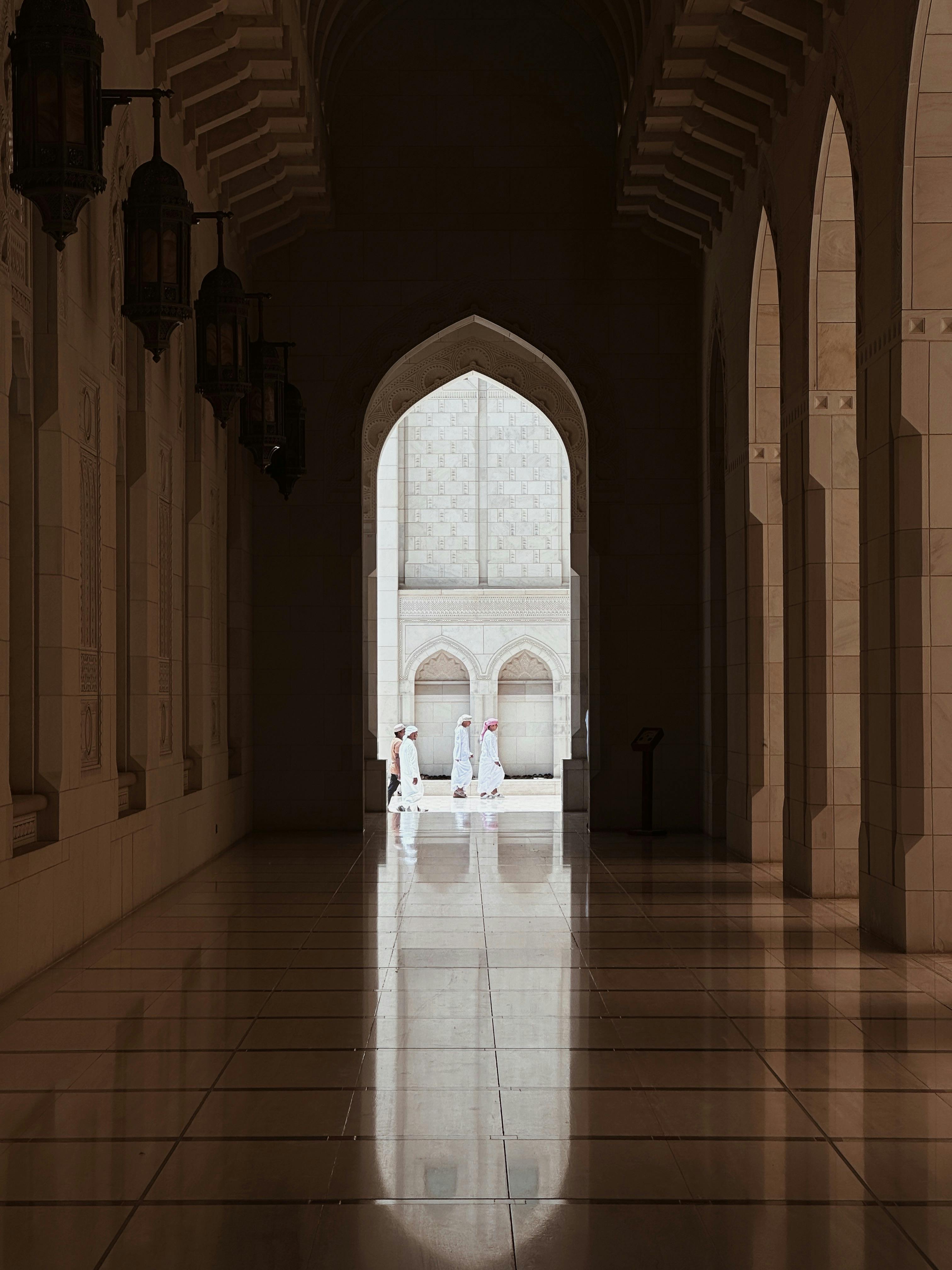 Elegant Arabian Architecture Corridor Scene · Free Stock Photo
