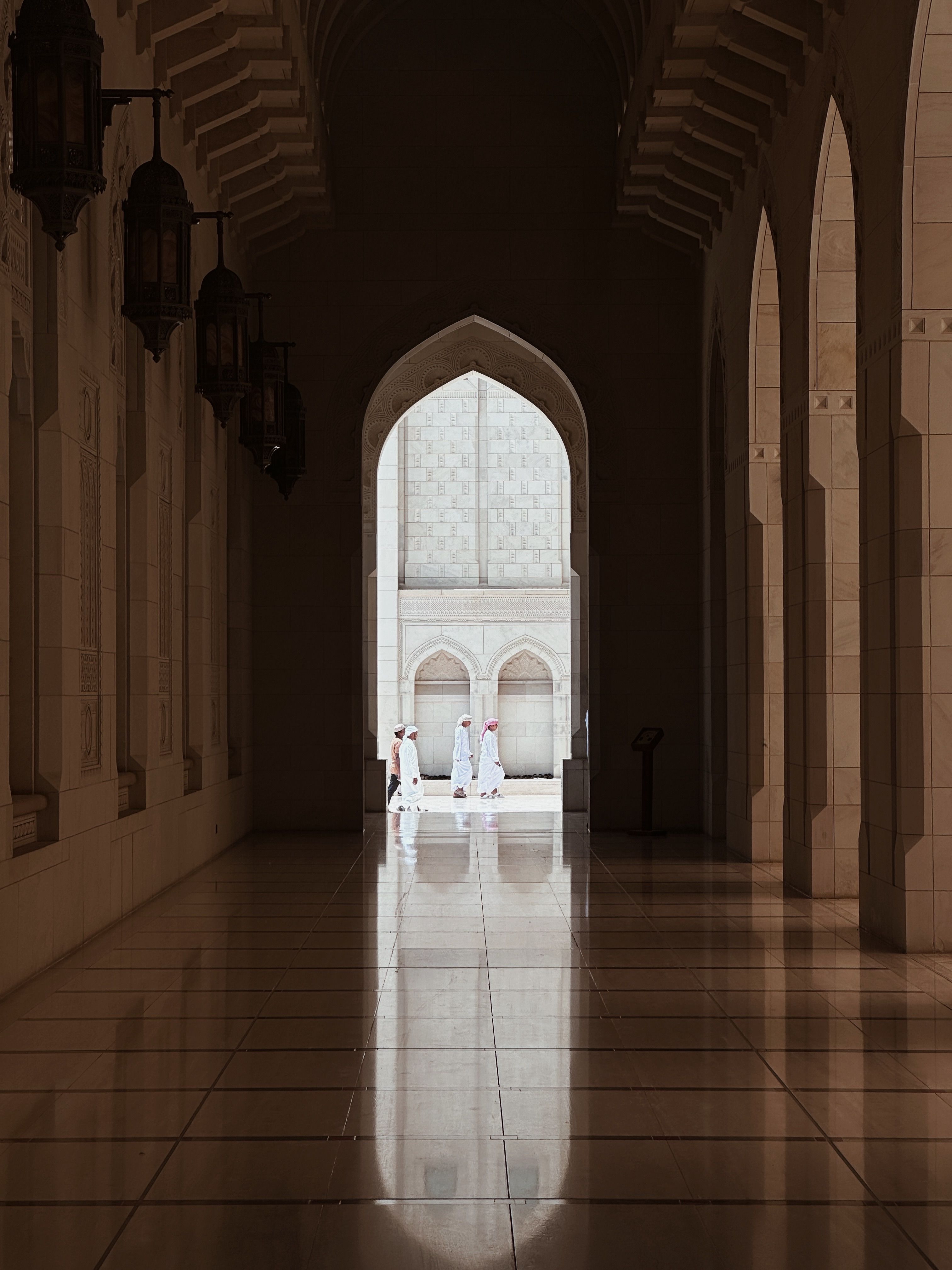 Elegant Arabian Architecture Corridor Scene · Free Stock Photo