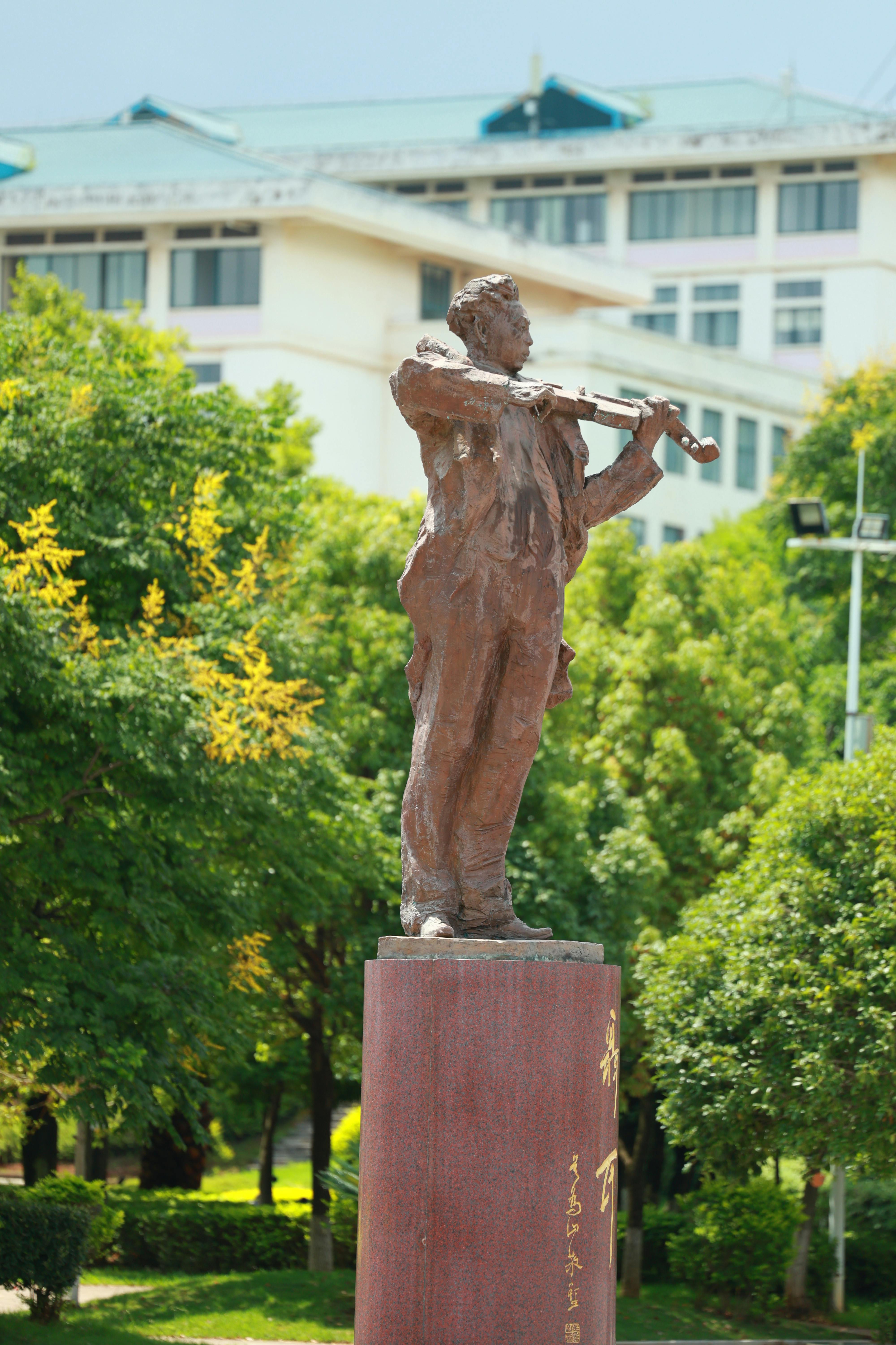Bronze Violinist Statue in Urban Park · Free Stock Photo