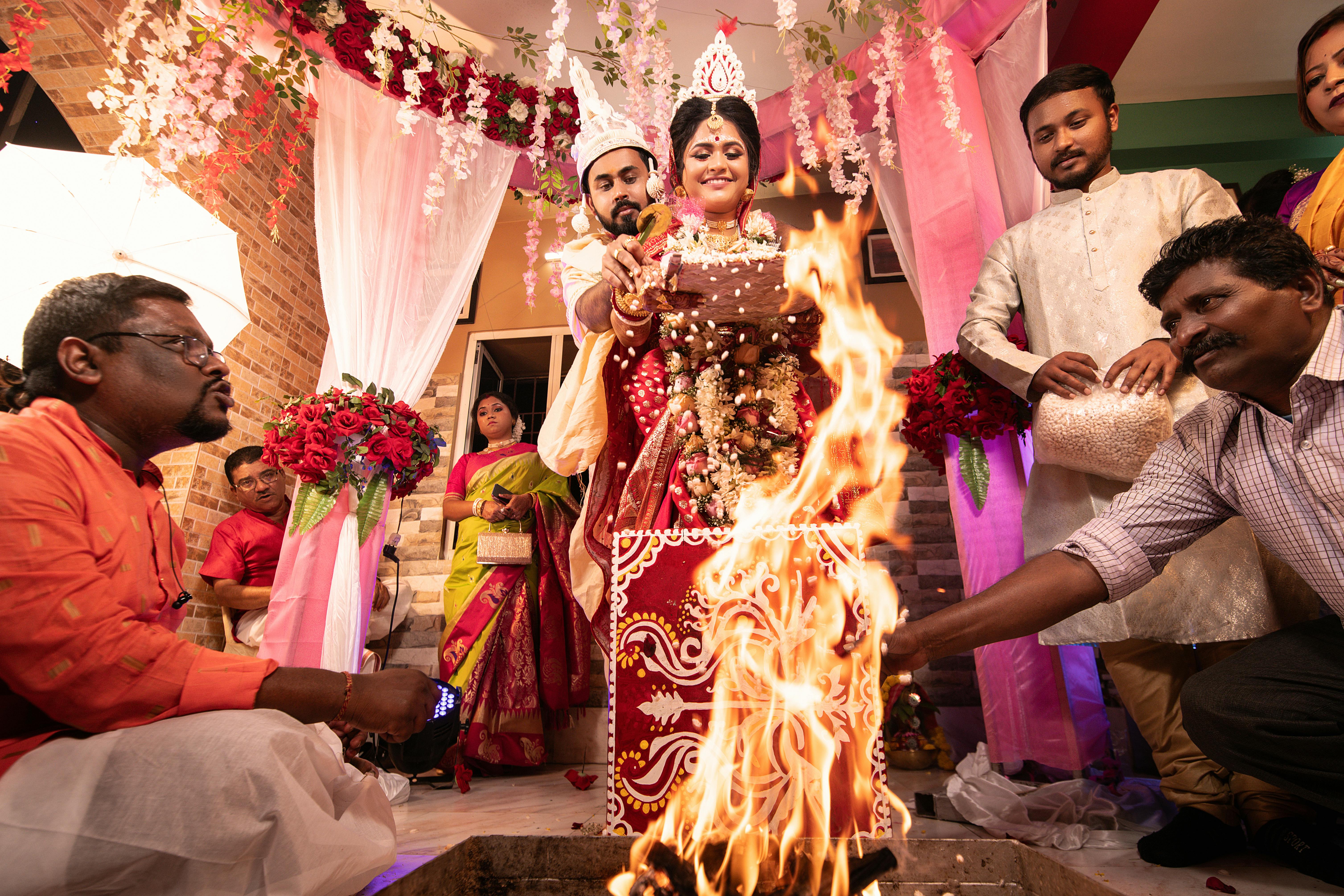 Traditional Bengali Wedding Ceremony with Sacred Rituals · Free Stock Photo