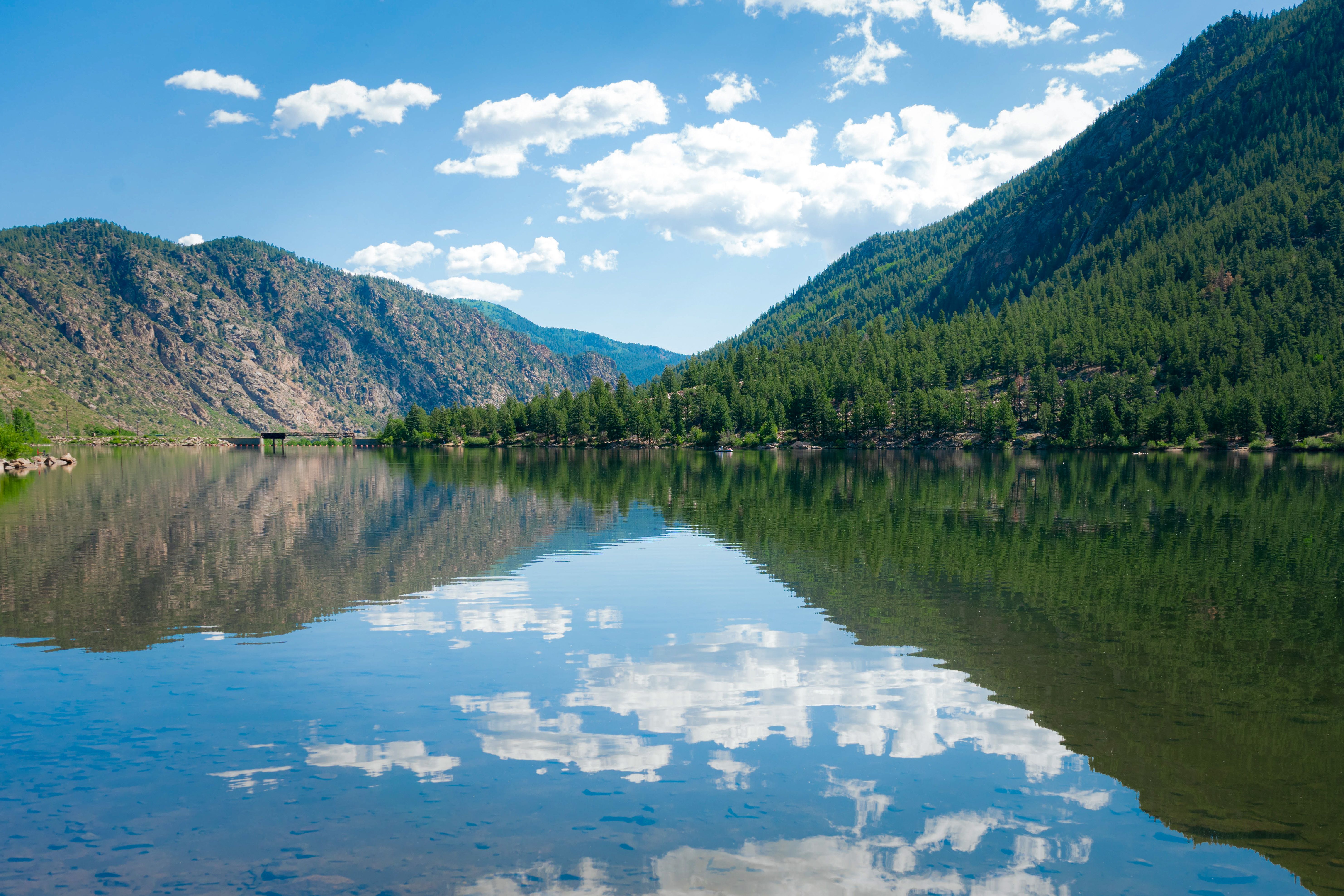 Serene Mountain Lake Reflection in Colorado · Free Stock Photo