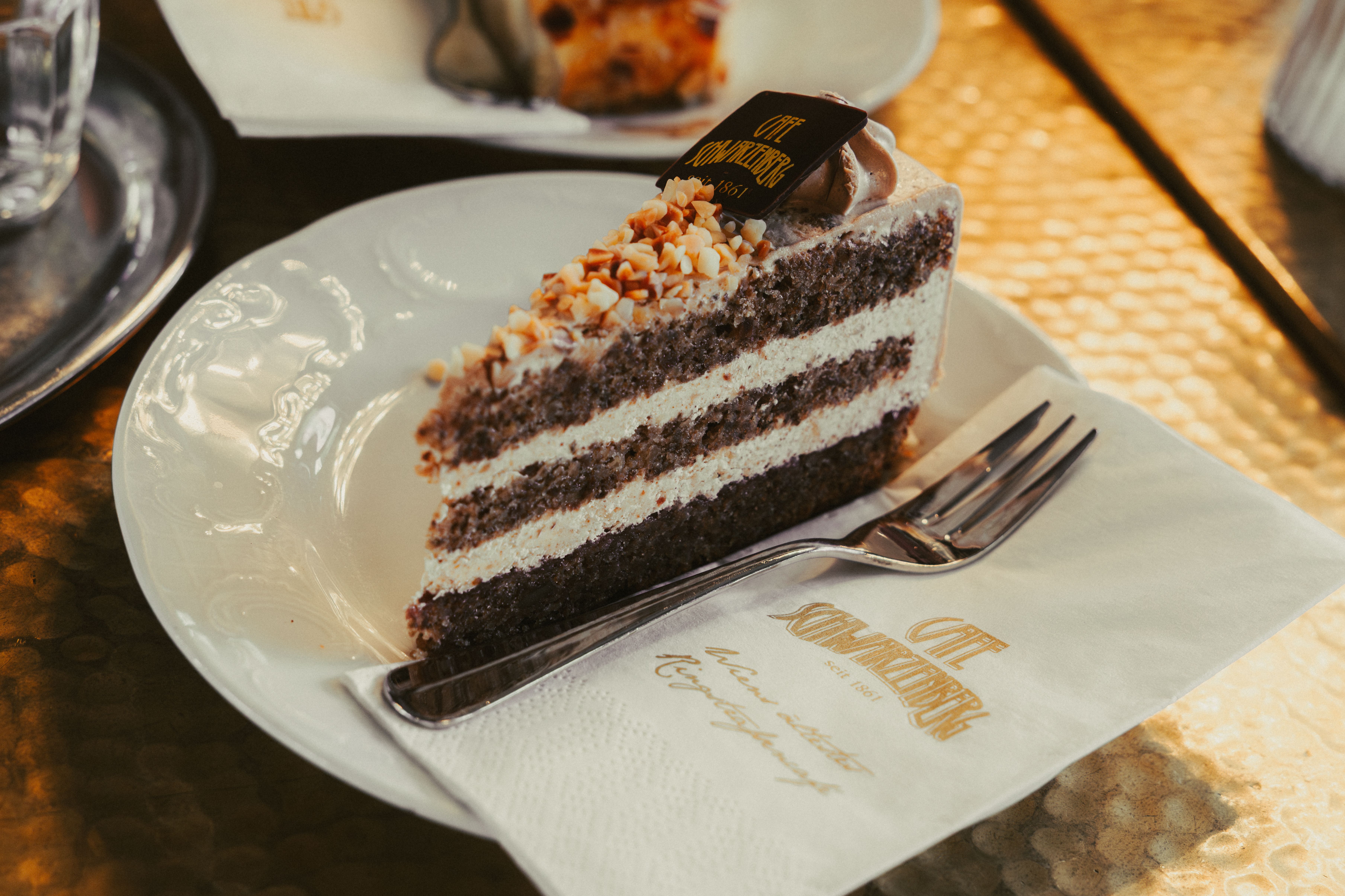 Elegante Porción De Pastel De Chocolate Y Nueces En Un Ambiente De ...
