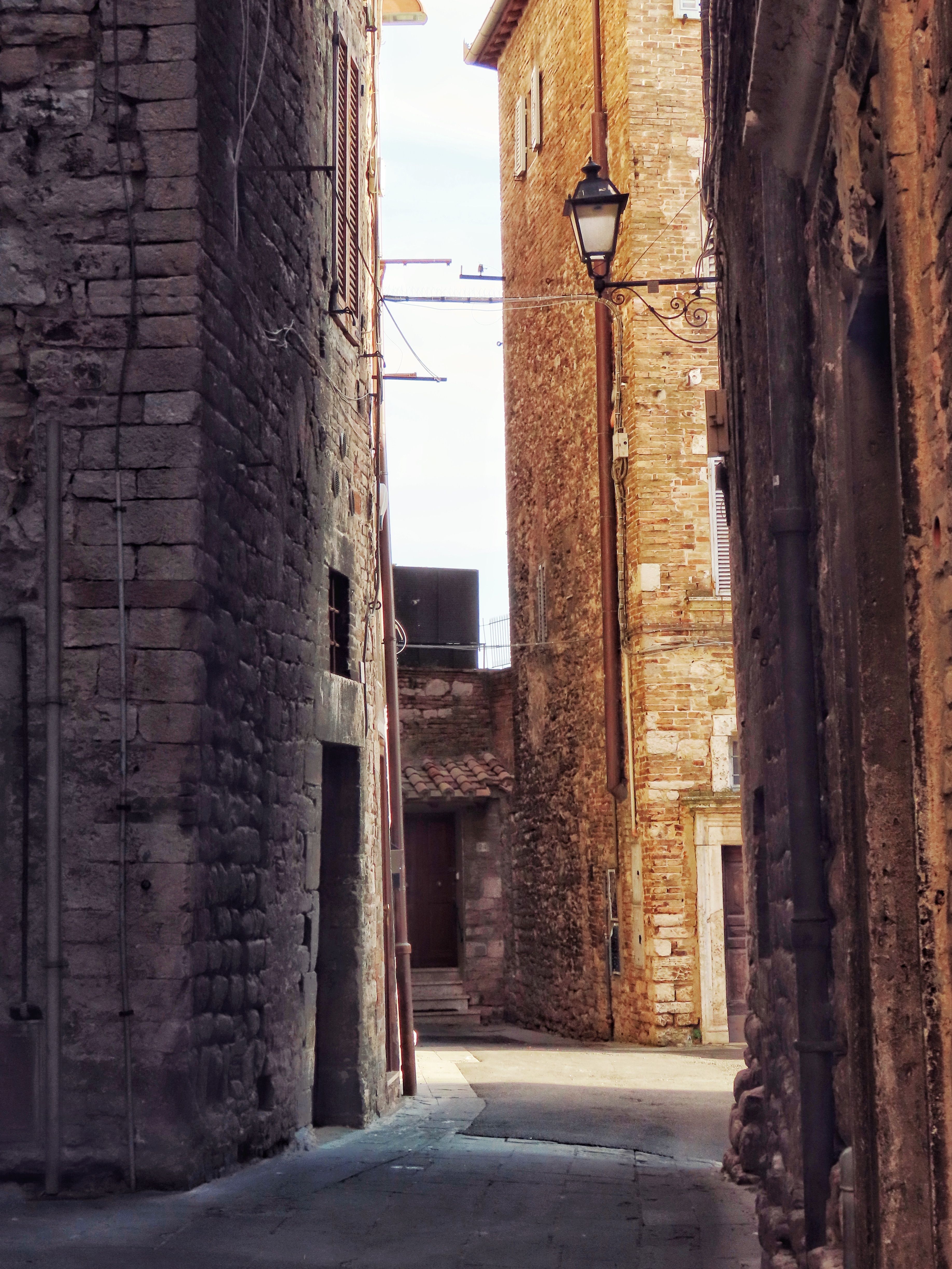 Charming Narrow Alley in Historic European Town · Free Stock Photo