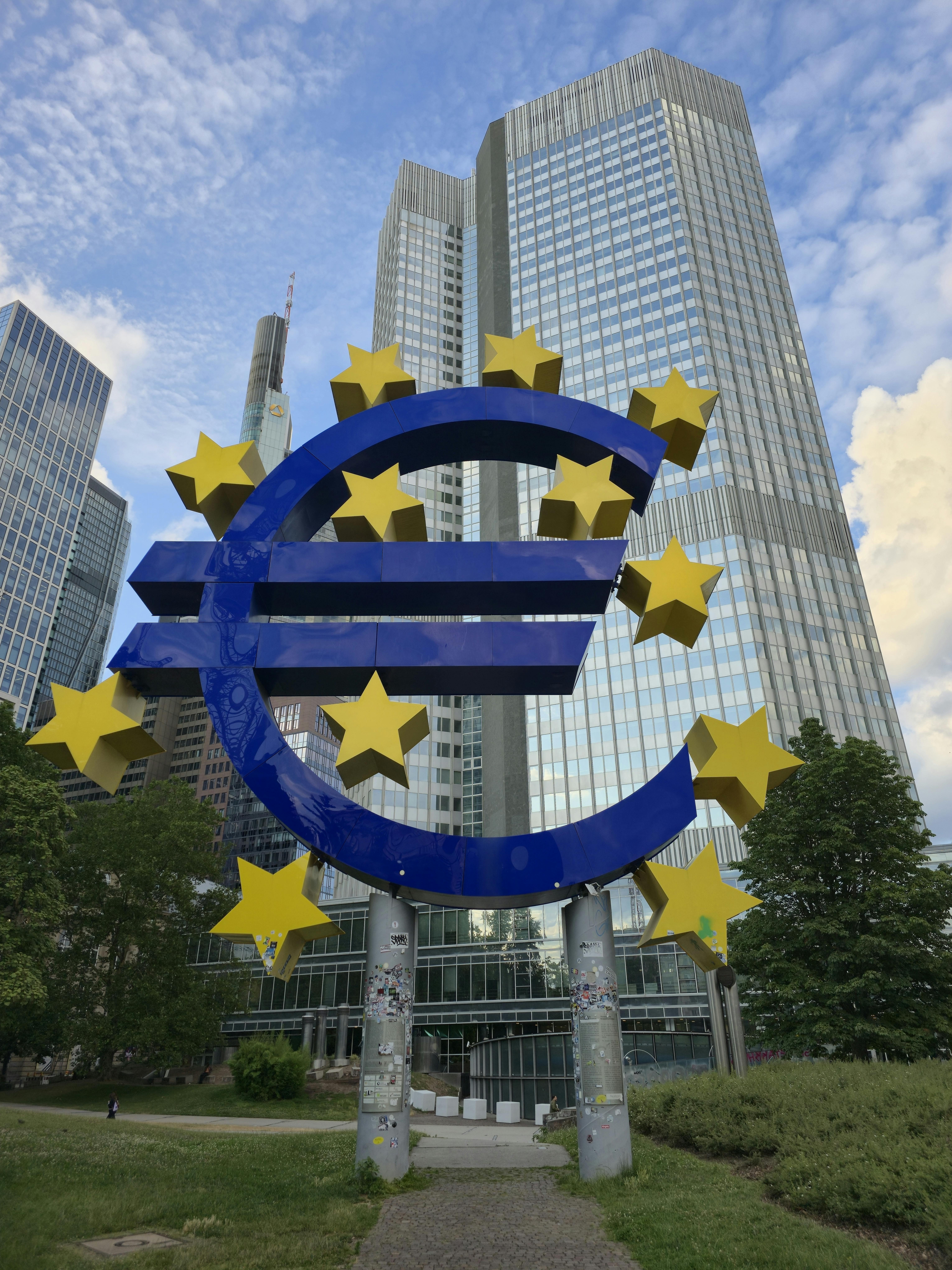 Símbolo Del Euro Con Los Rascacielos De Frankfurt De Fondo · Foto de stock gratuita