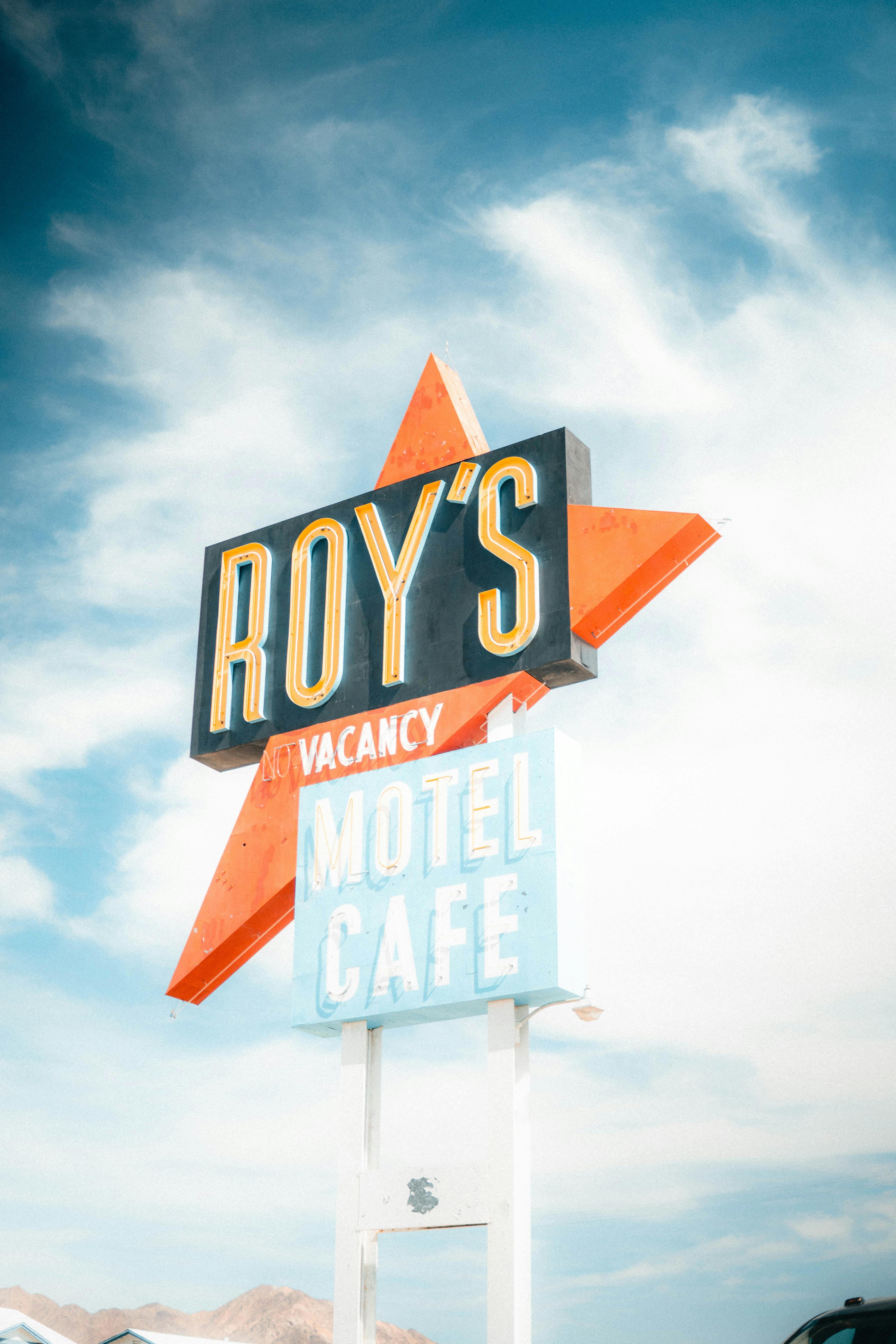 Letrero Icónico Del Roy's Motel Café En La Ruta 66 · Foto de stock gratuita