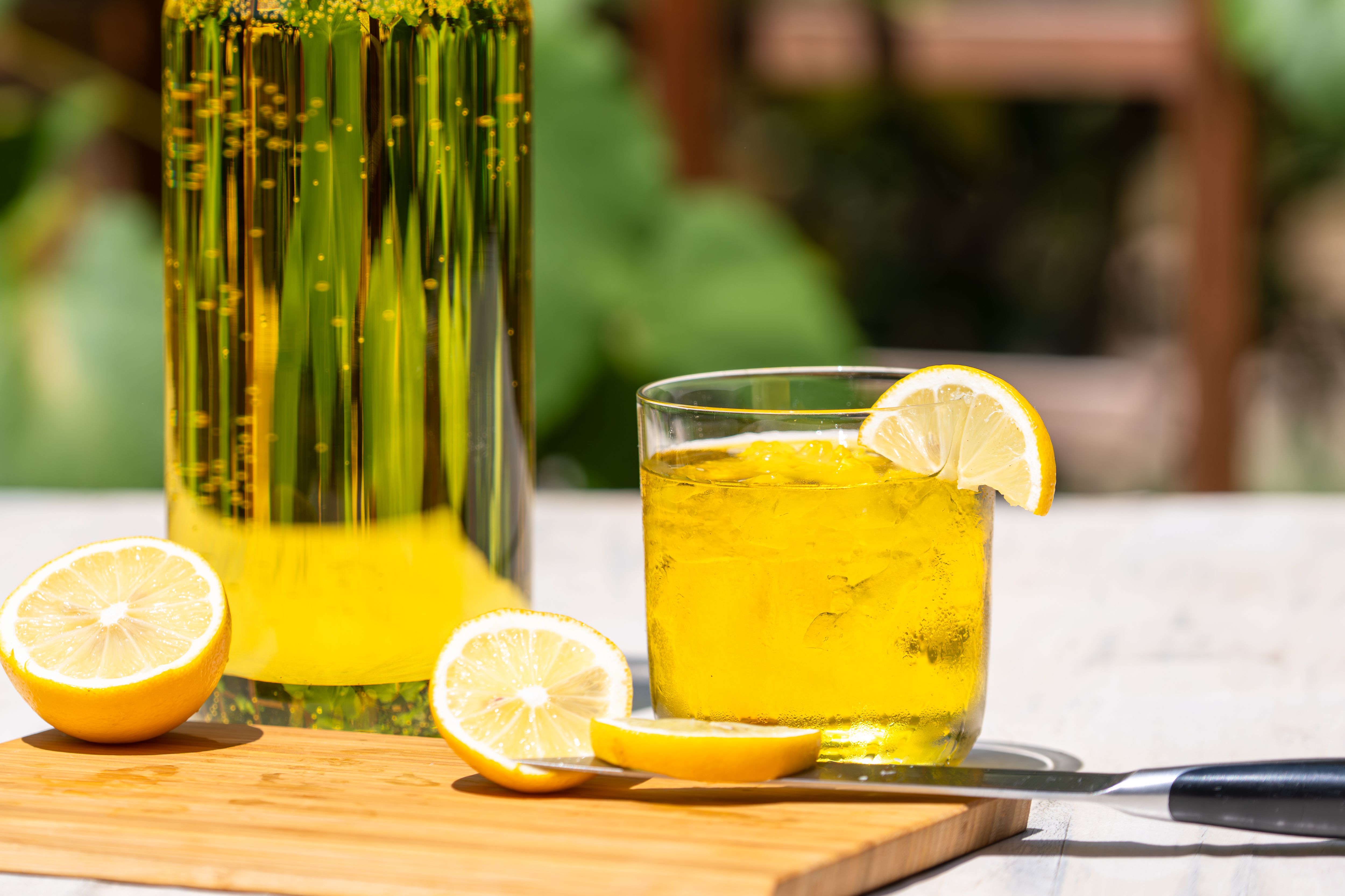 Minuman Musim Panas Berwarna Kuning Dingin Dengan Lemon Di Luar Ruangan ...