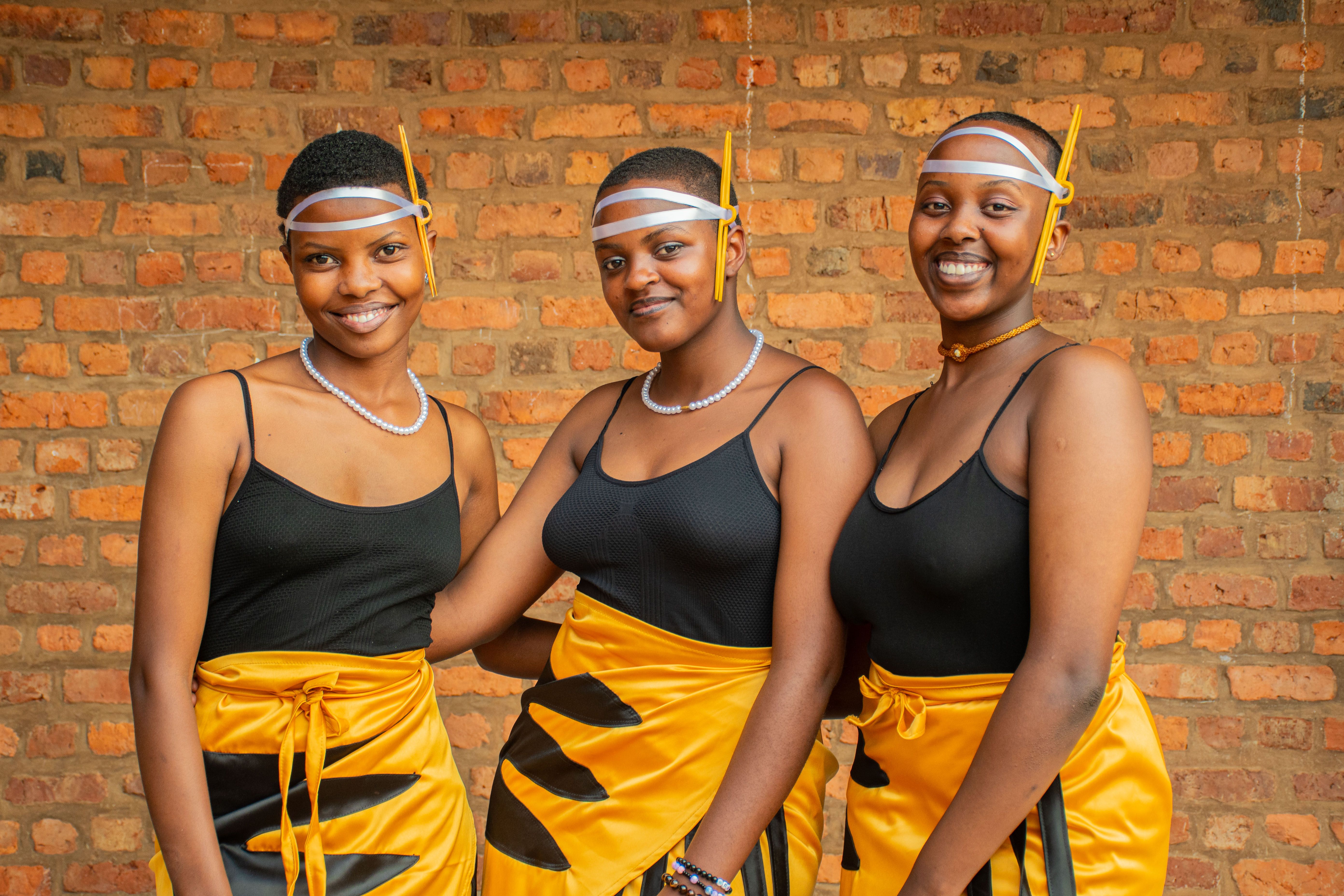 Tres Mujeres Con Atuendos Tradicionales Africanos · Foto de stock gratuita