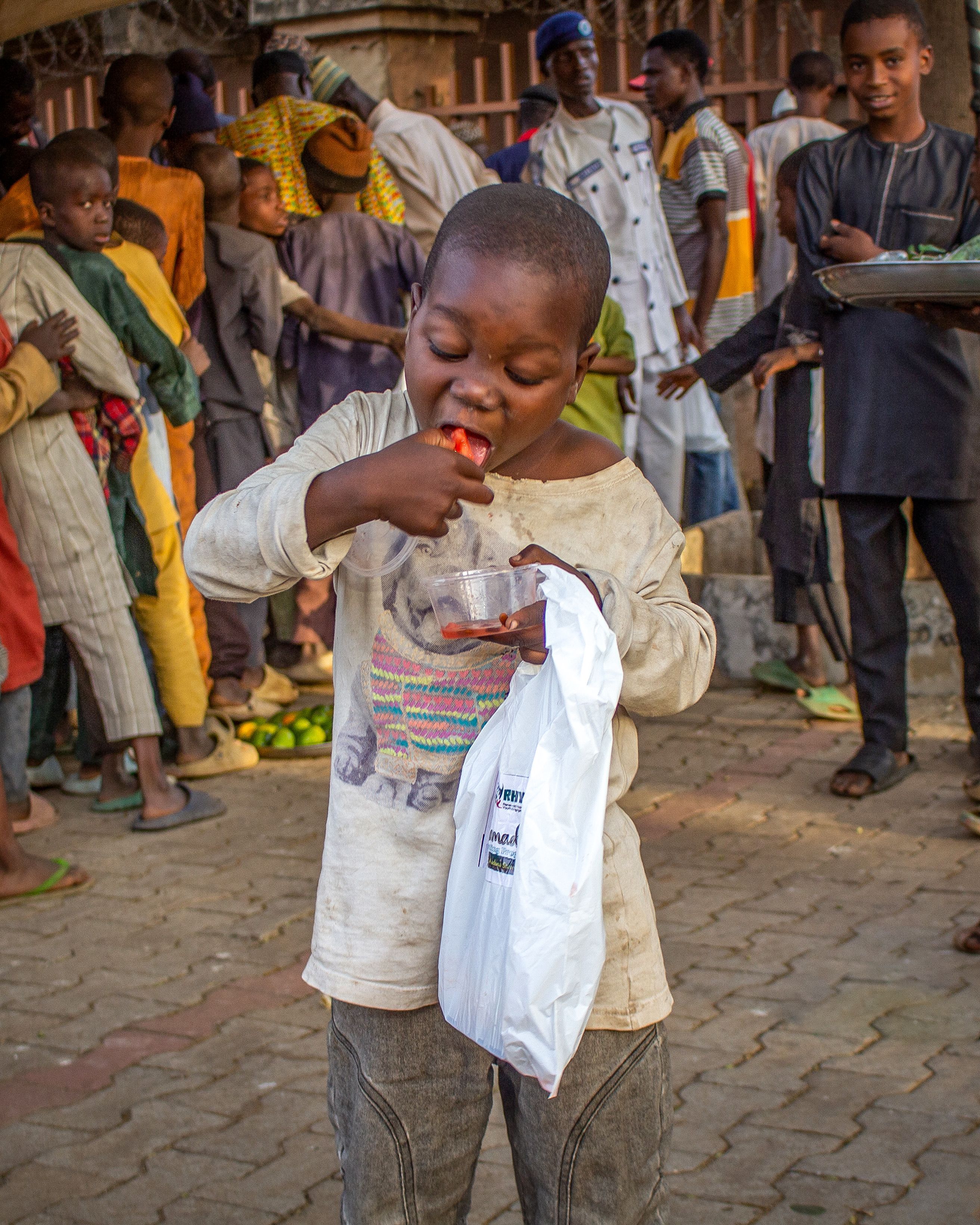 Portrait De Rue D'un Garçon Nigérian Savourant Une Collation · Photo ...