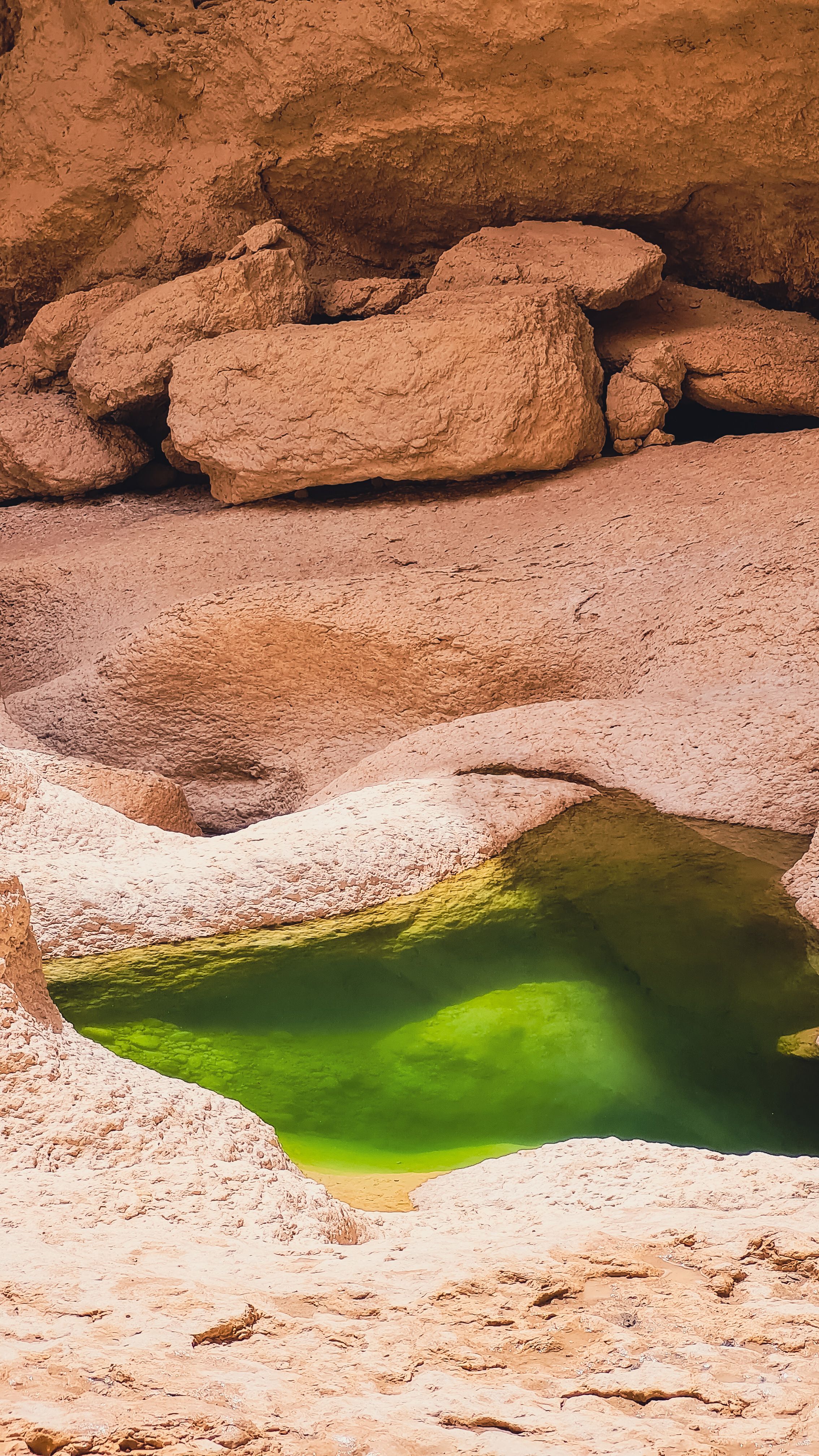 Serene Rock Pool in Desert Landscape · Free Stock Photo