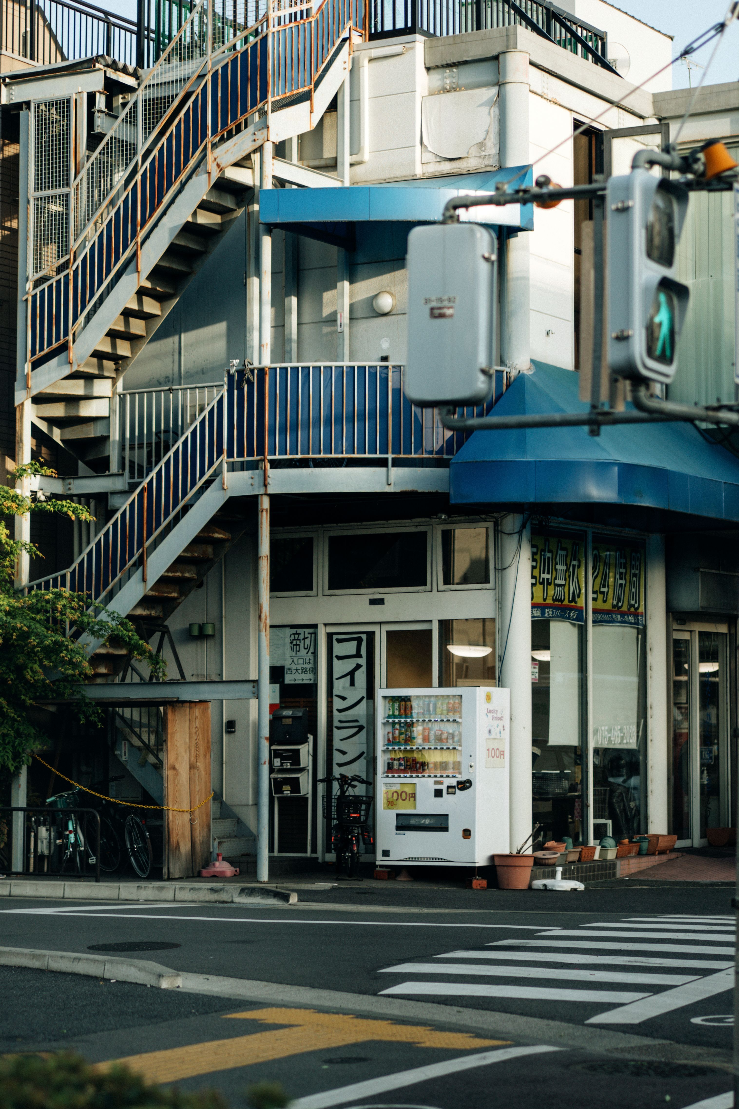 Urban Tokyo Street View with Vending Machine · Free Stock Photo