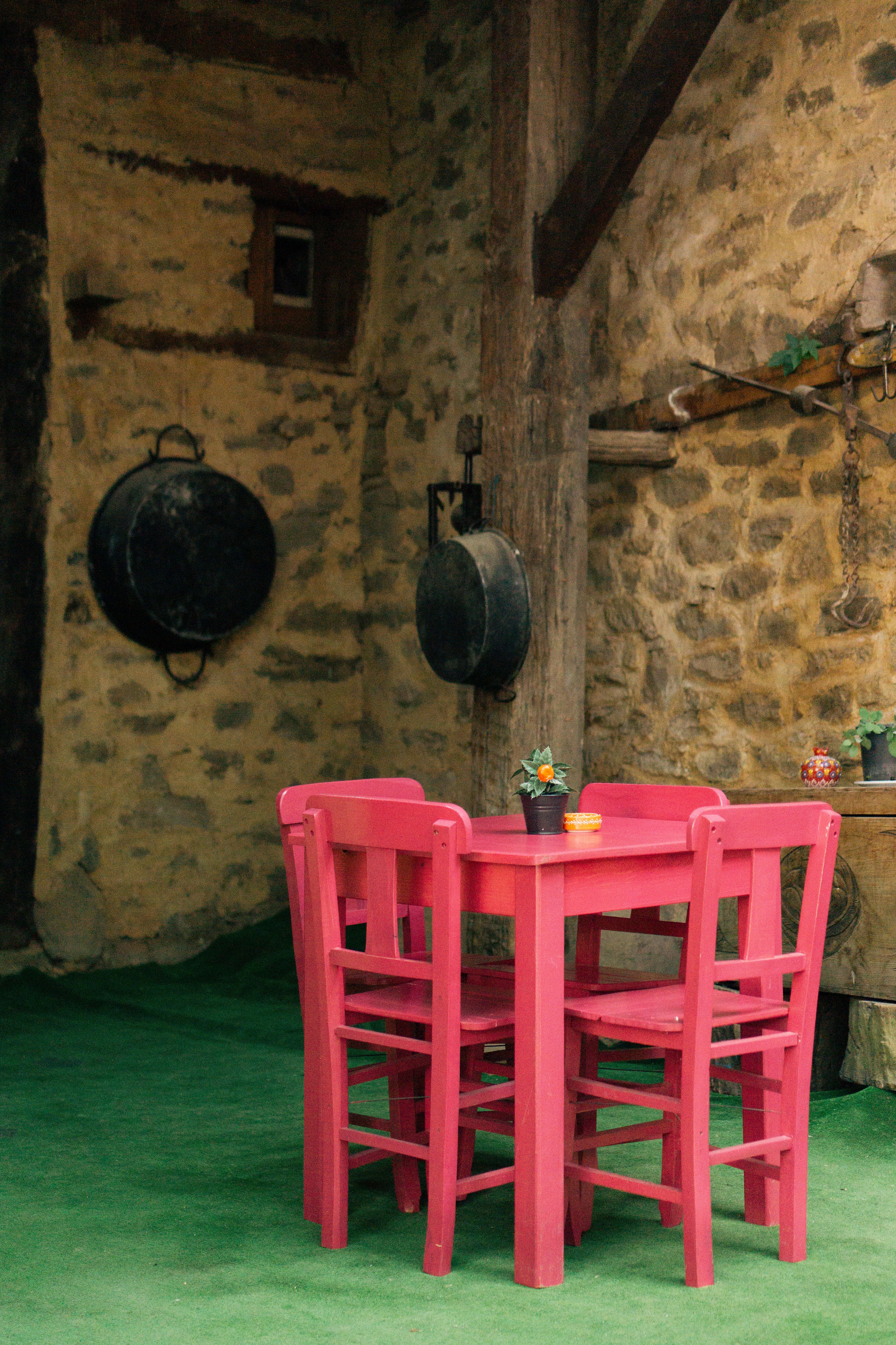 Rustic Dining Area with Vibrant Pink Chairs · Free Stock Photo