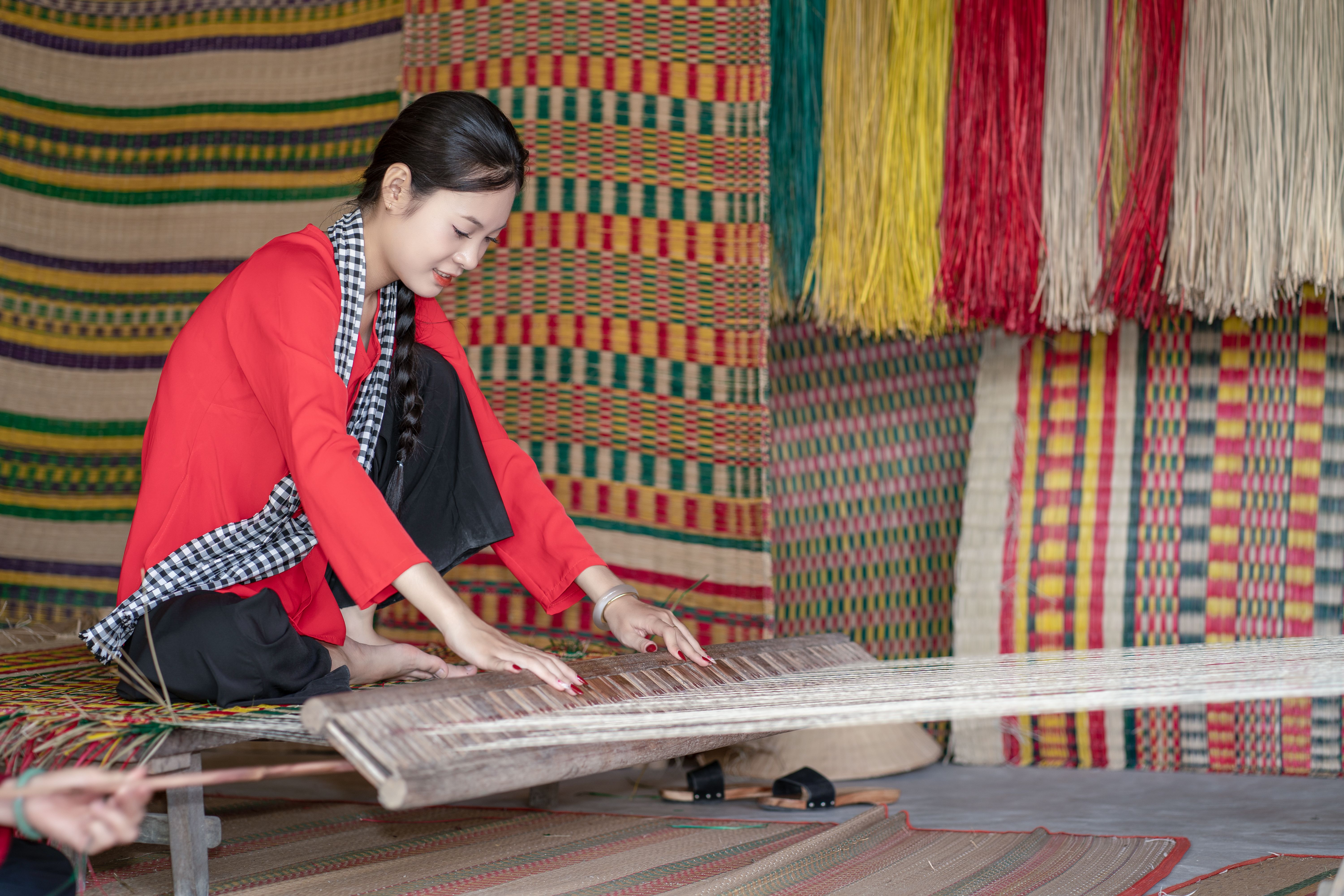 Traditional Weaving Process by Skilled Artisan · Free Stock Photo