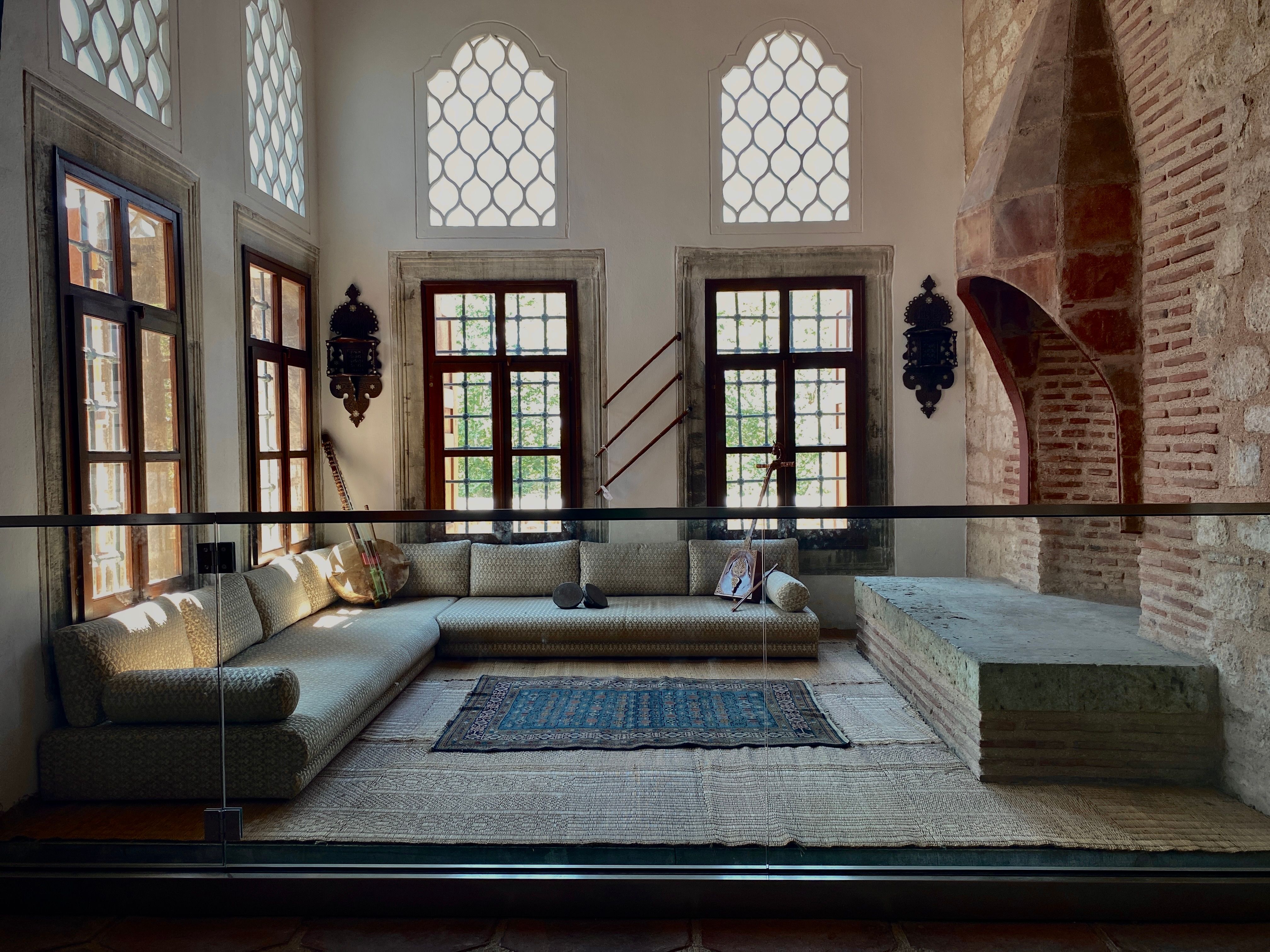 Elegant Traditional Living Room with Ottoman Decor · Free Stock Photo