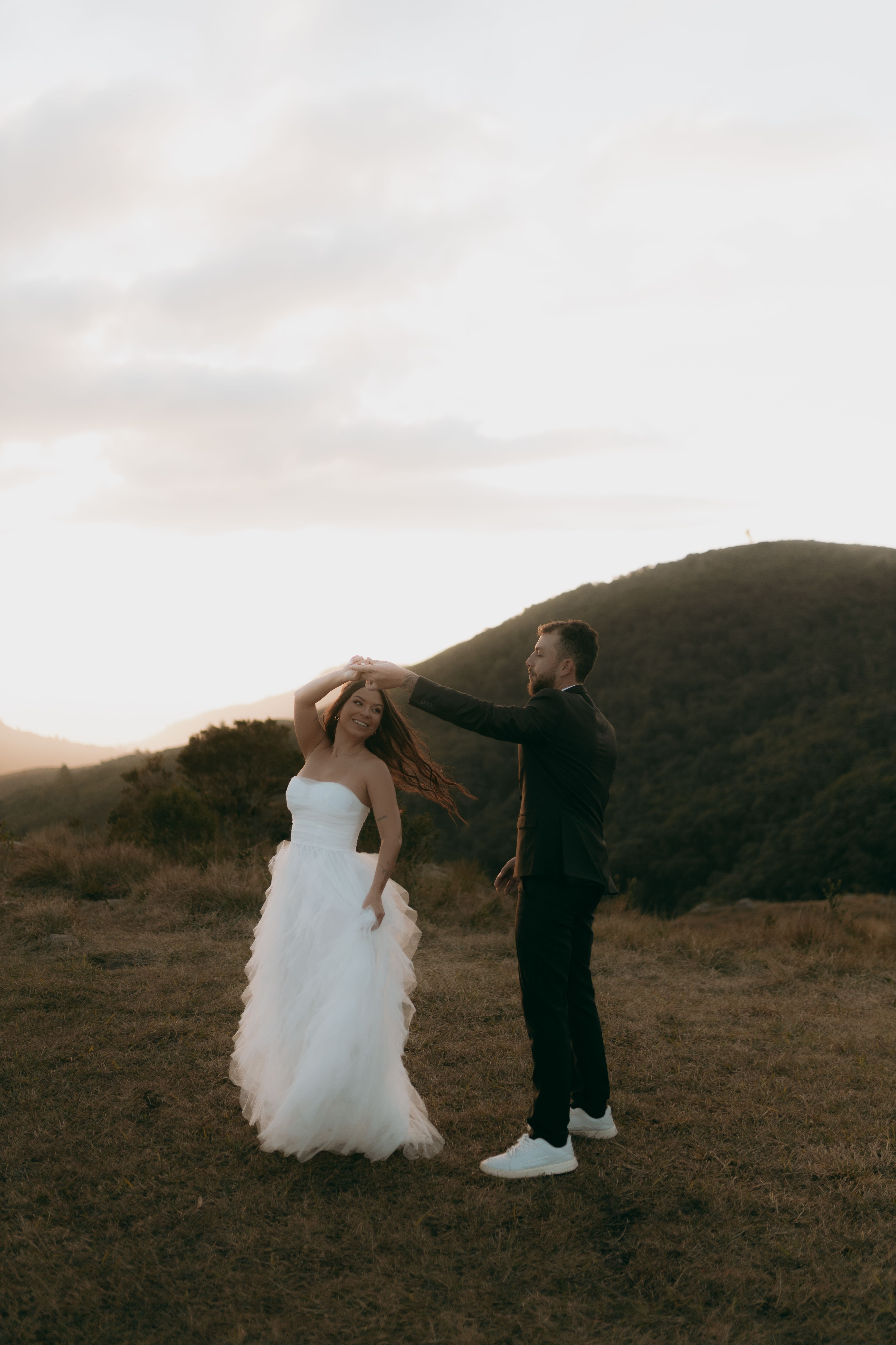 Romantic Wedding Dance in Scenic Mountain Setting · Free Stock Photo