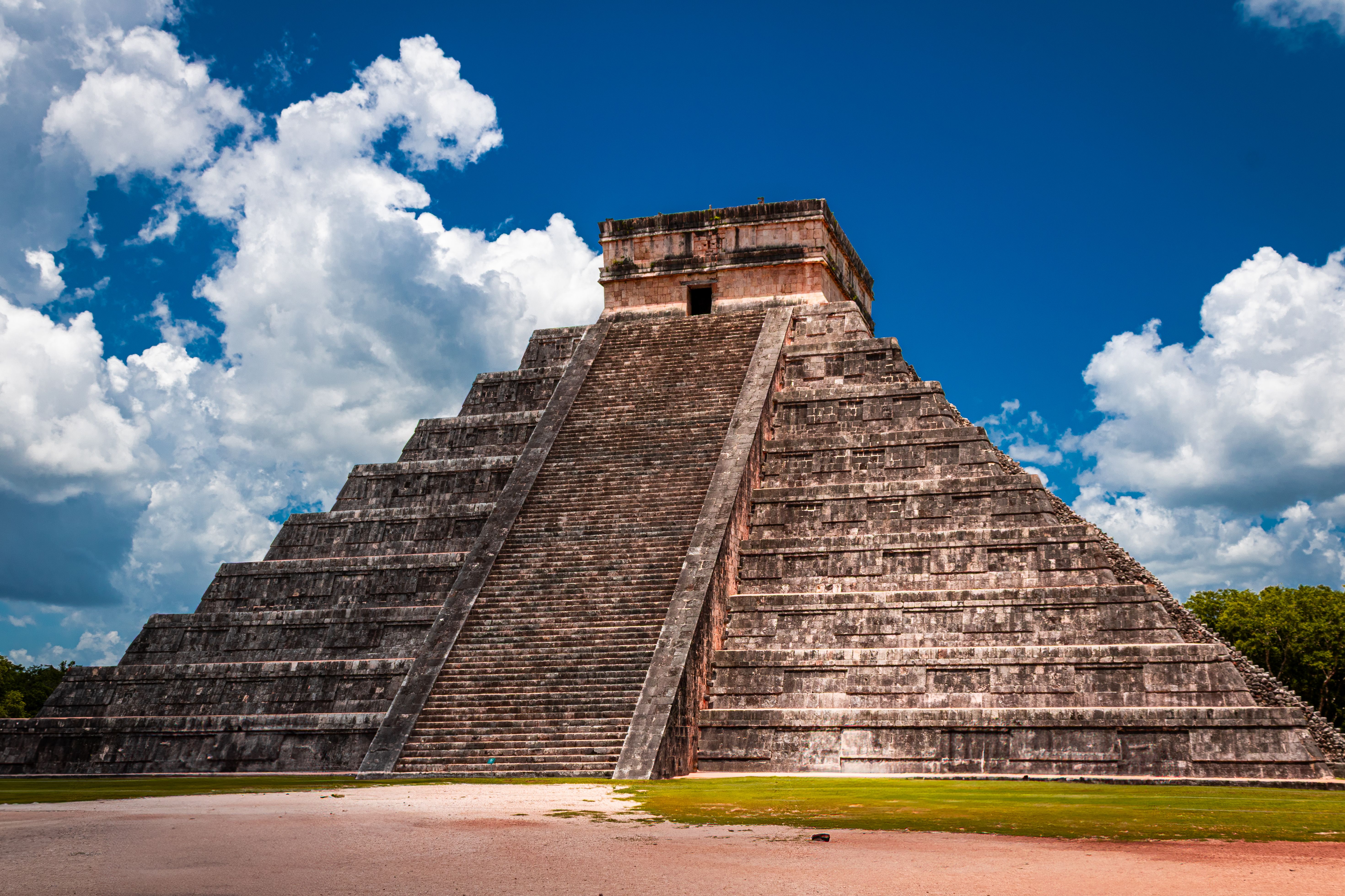 Majestic El Castillo Pyramid at Chichén Itzá · Free Stock Photo