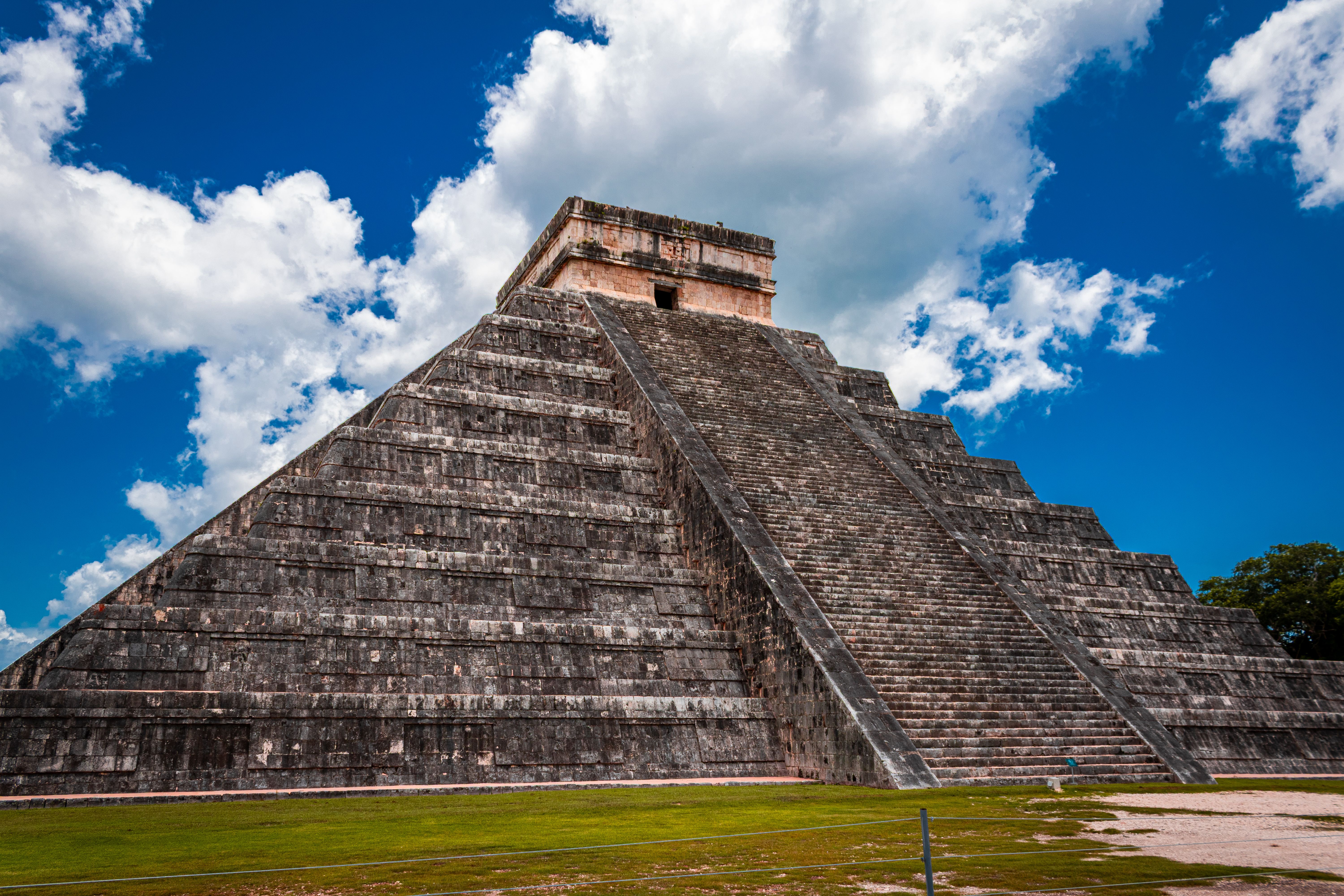 Majestic El Castillo Pyramid at Chichén Itzá · Free Stock Photo