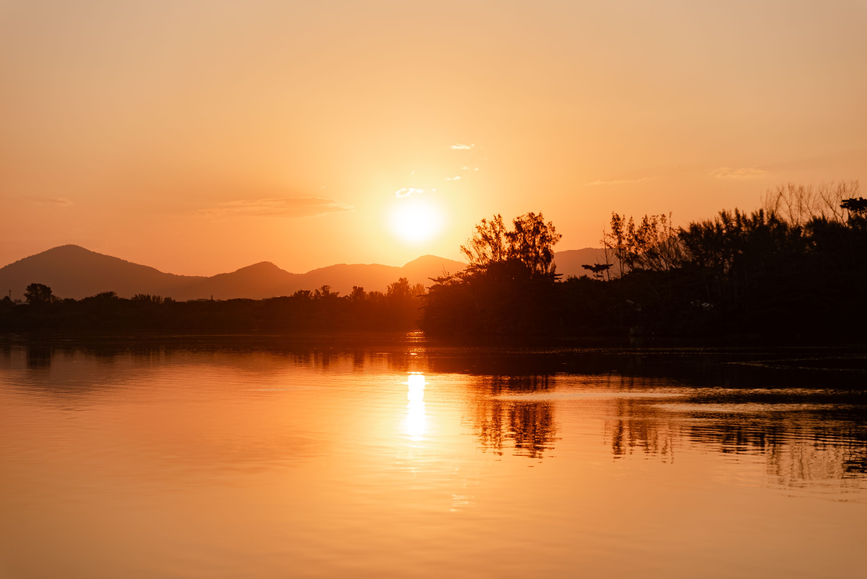 Serene Sunset Over Tranquil Lake and Mountains · Free Stock Photo
