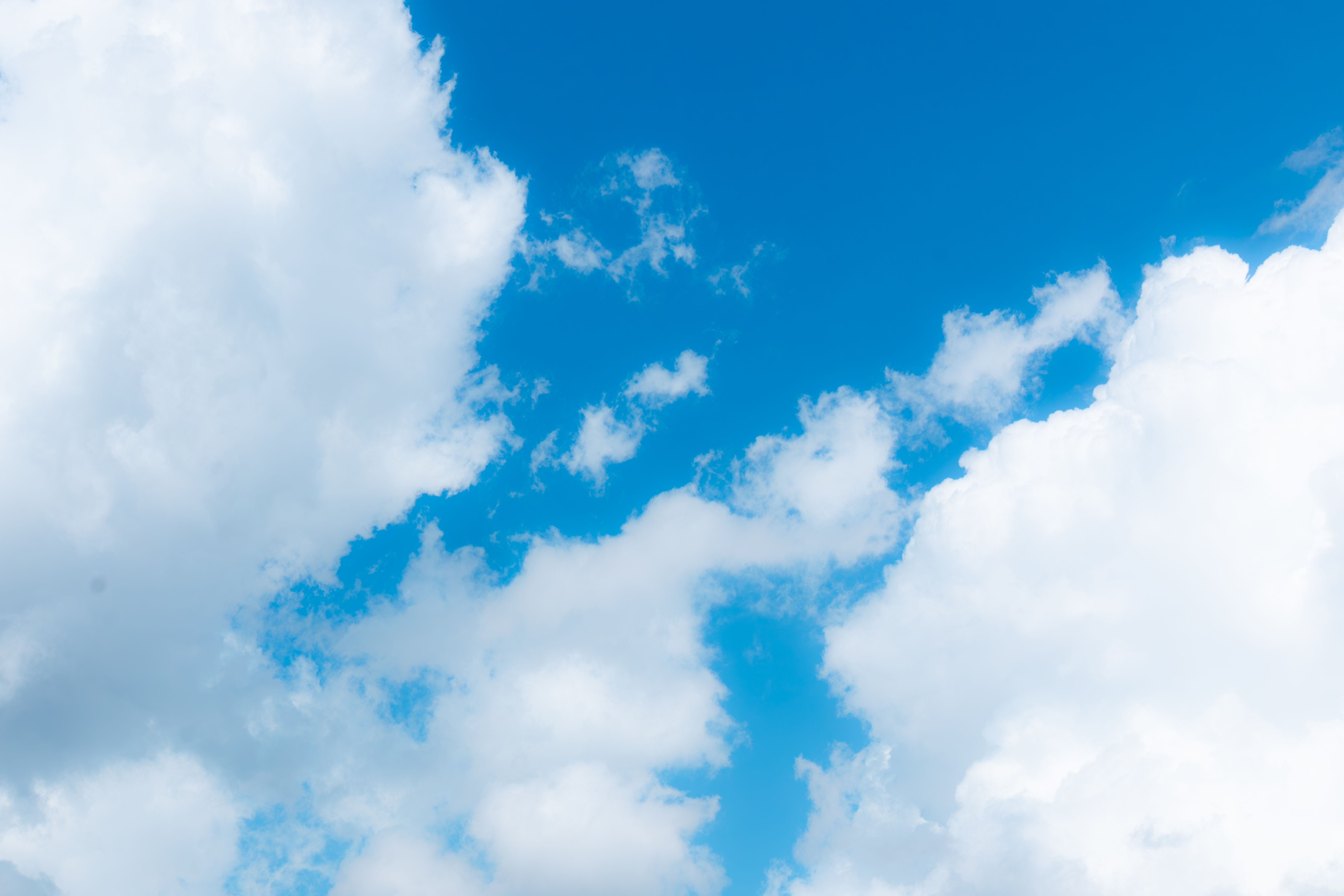Ciel Bleu Vibrant Avec Des Nuages D'été Duveteux · Photo gratuite