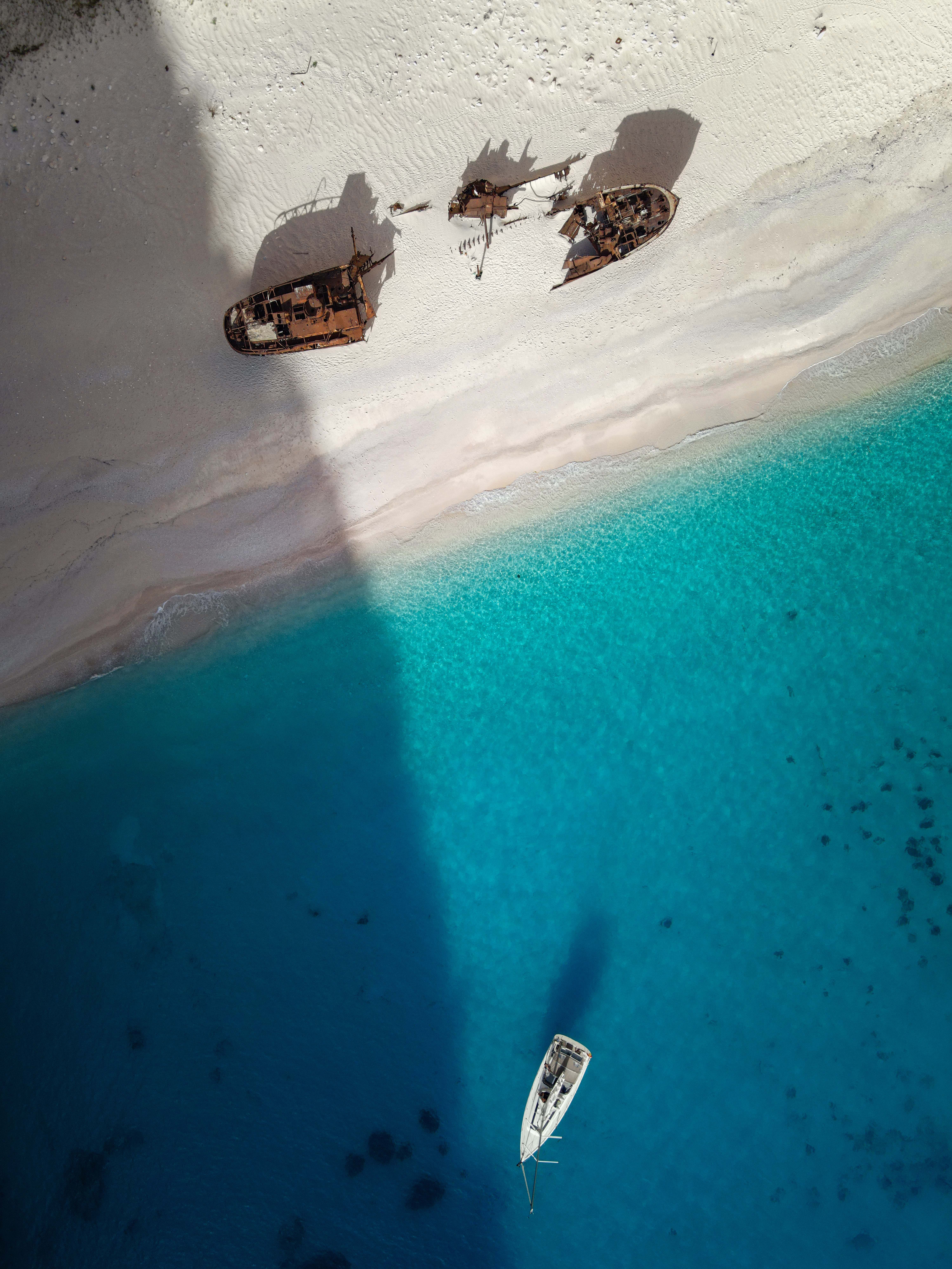 Vue Aérienne Des épaves De Navires Sur La Plage De Navagio · Photo gratuite