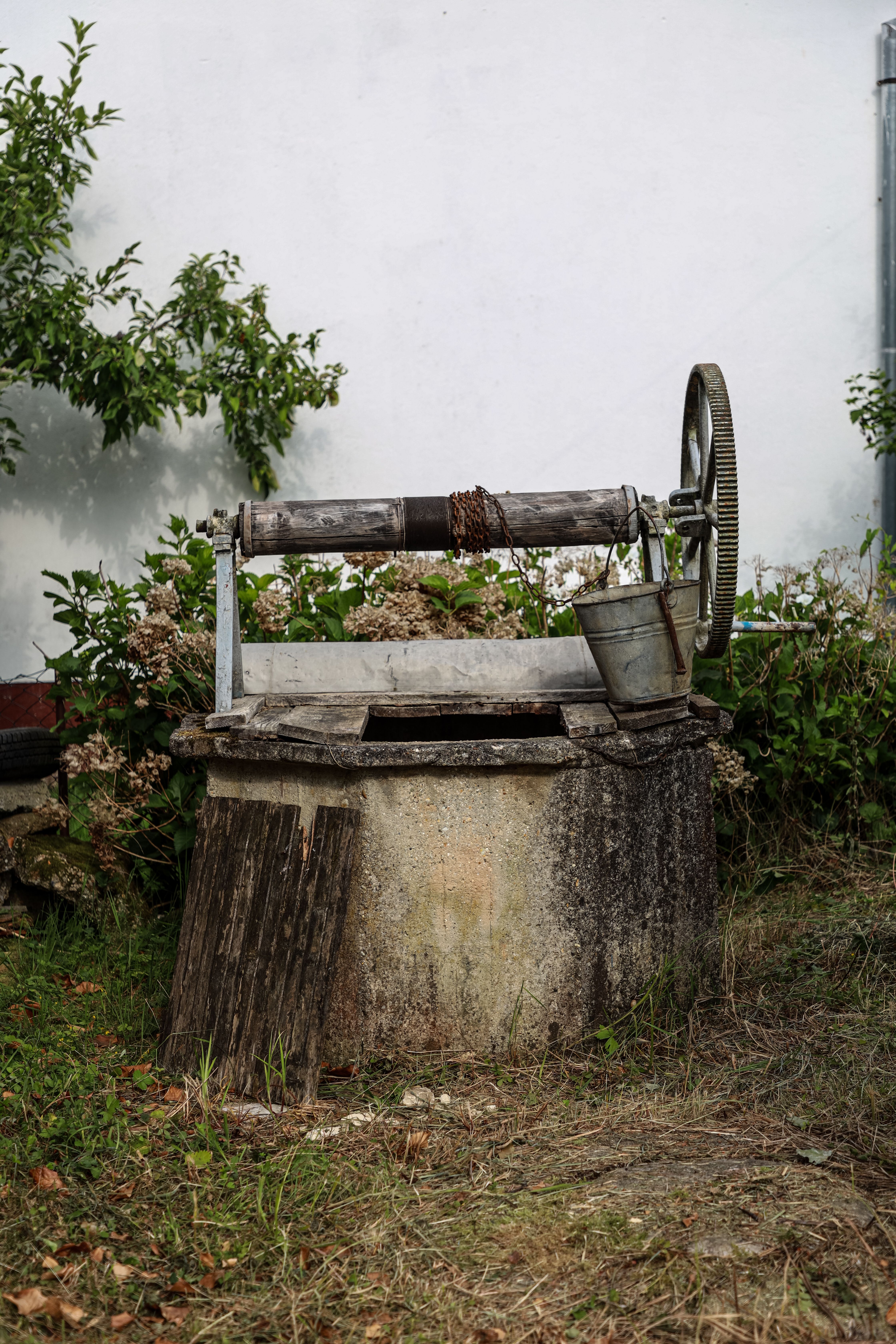 Rustic Old Stone Water Well in Garden · Free Stock Photo