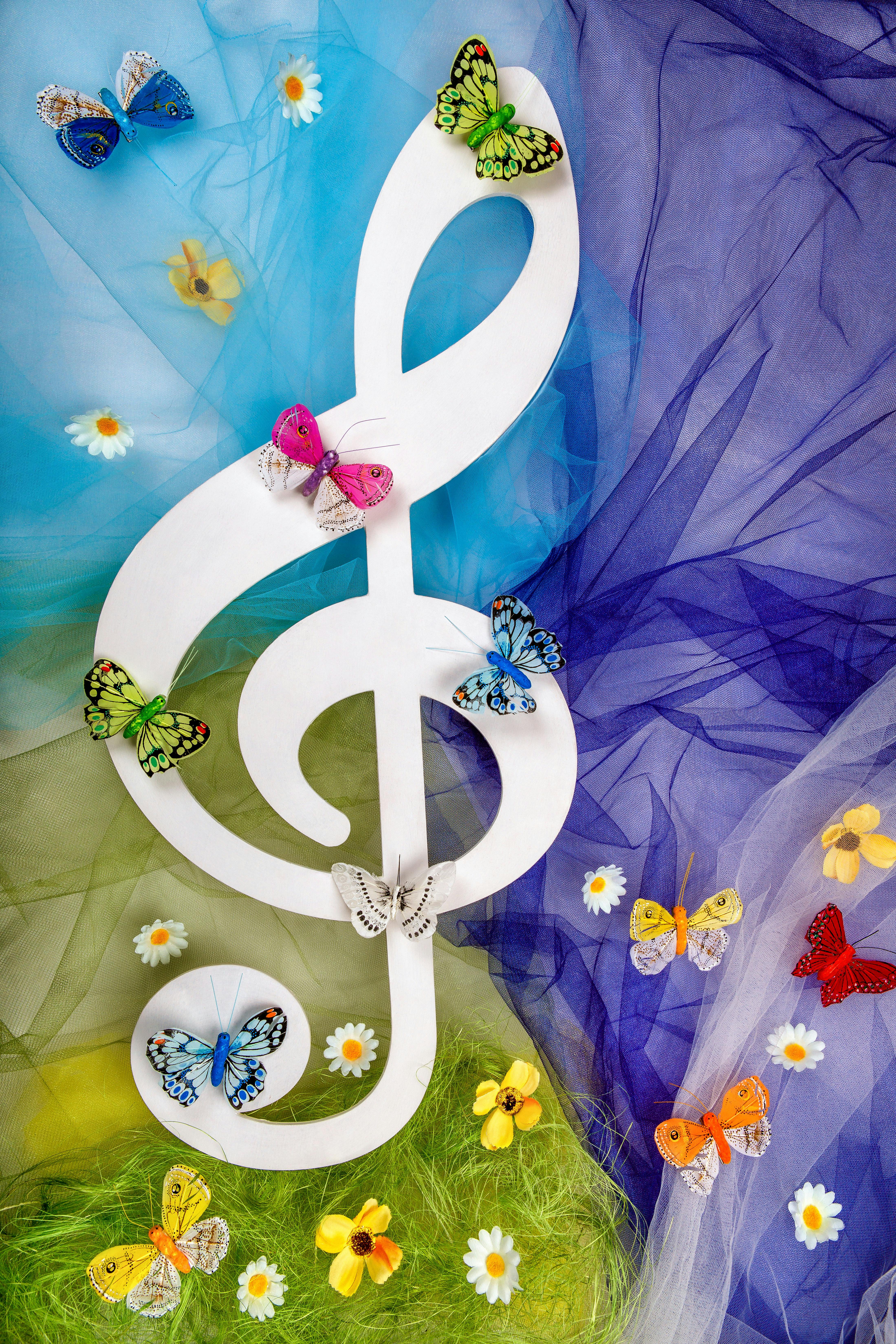 Clave De Sol Colorida Con Mariposas Artísticas · Foto de stock gratuita