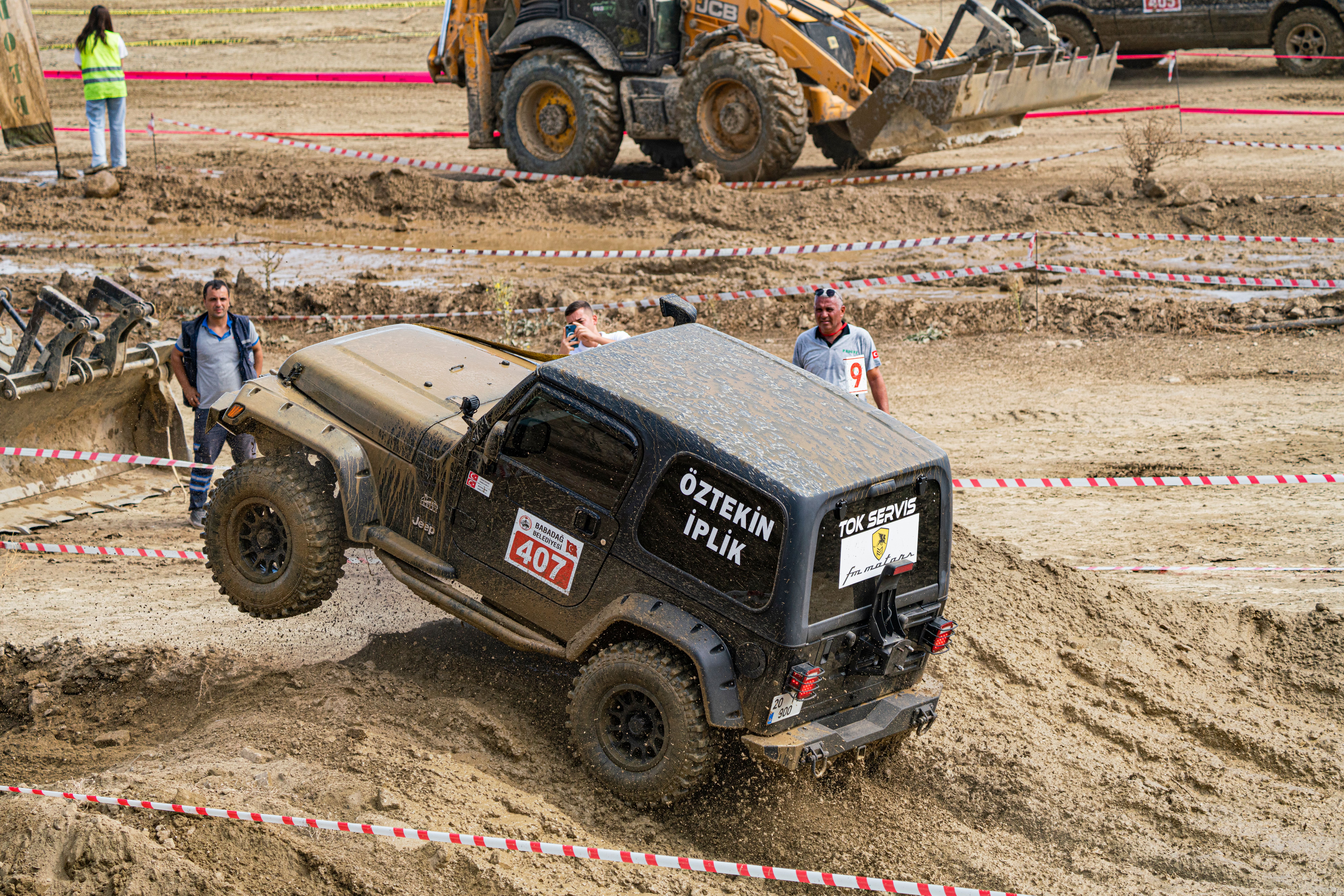 Thrilling Off-Road Jeep Rally Competition · Free Stock Photo