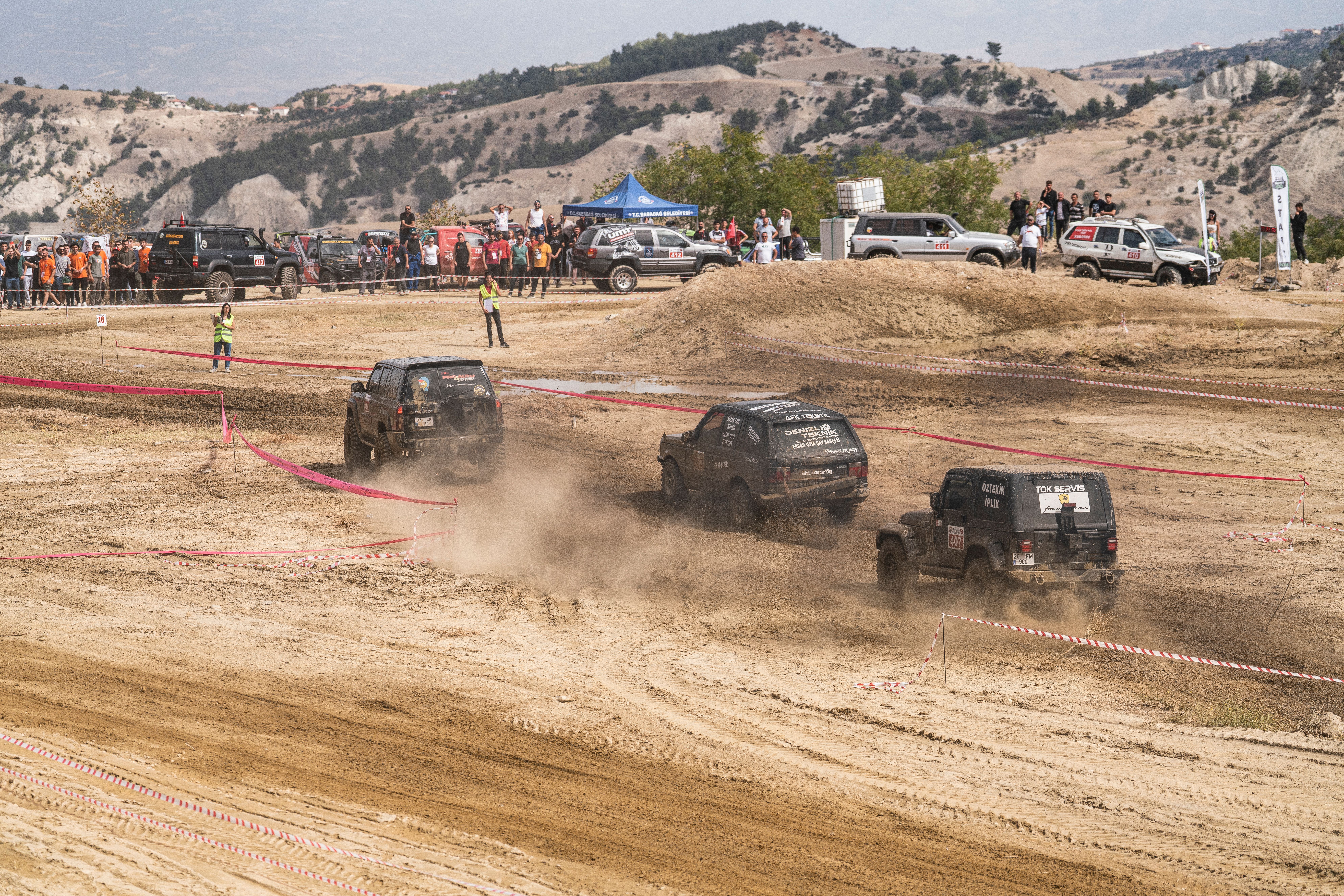 Thrilling Off-Road Competition in Scenic Terrain · Free Stock Photo