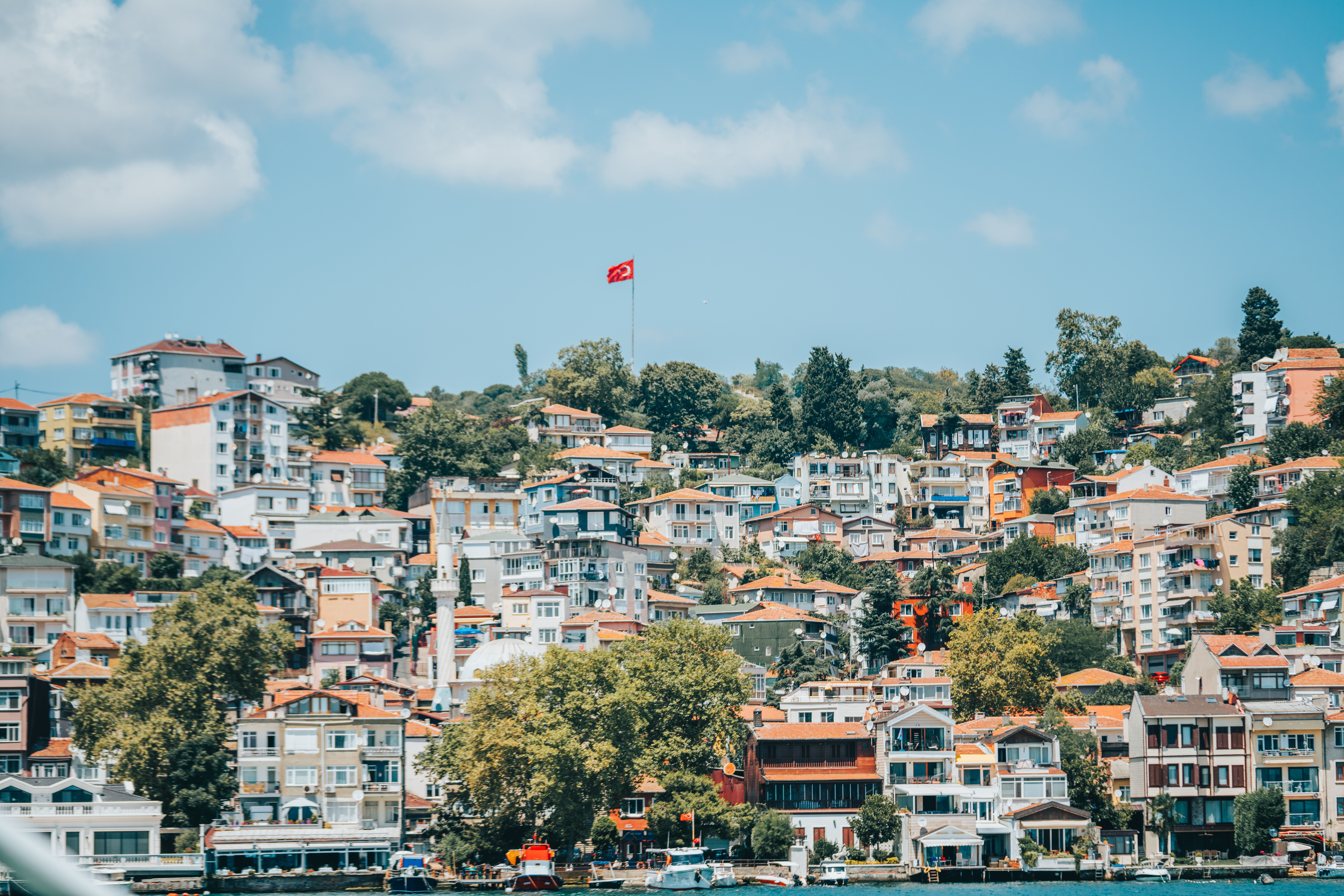 Charming Turkish hillside town with vibrant houses · Free Stock Photo
