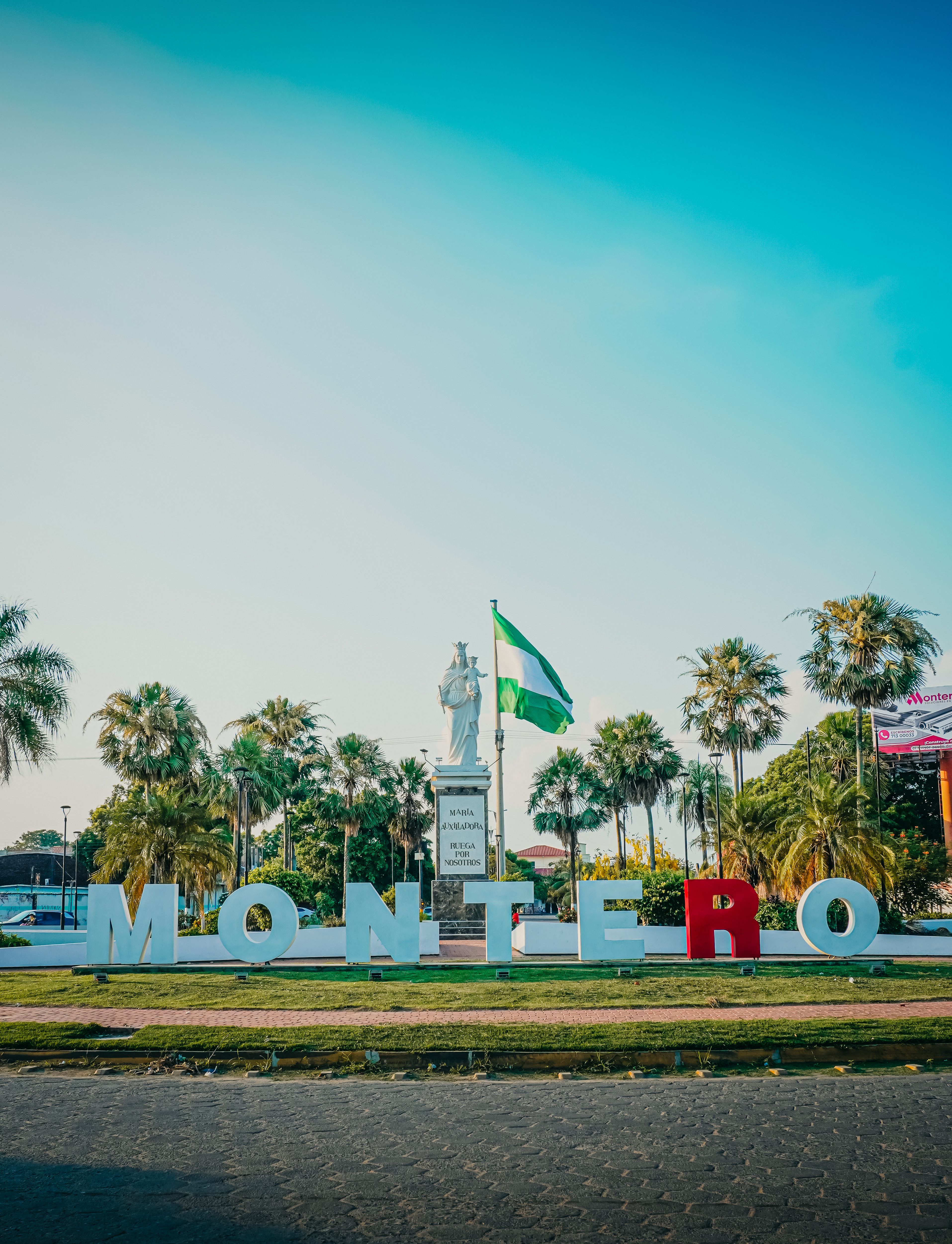 Letrero Y Estatua Emblemática De La Ciudad De Montero, Bolivia · Foto ...