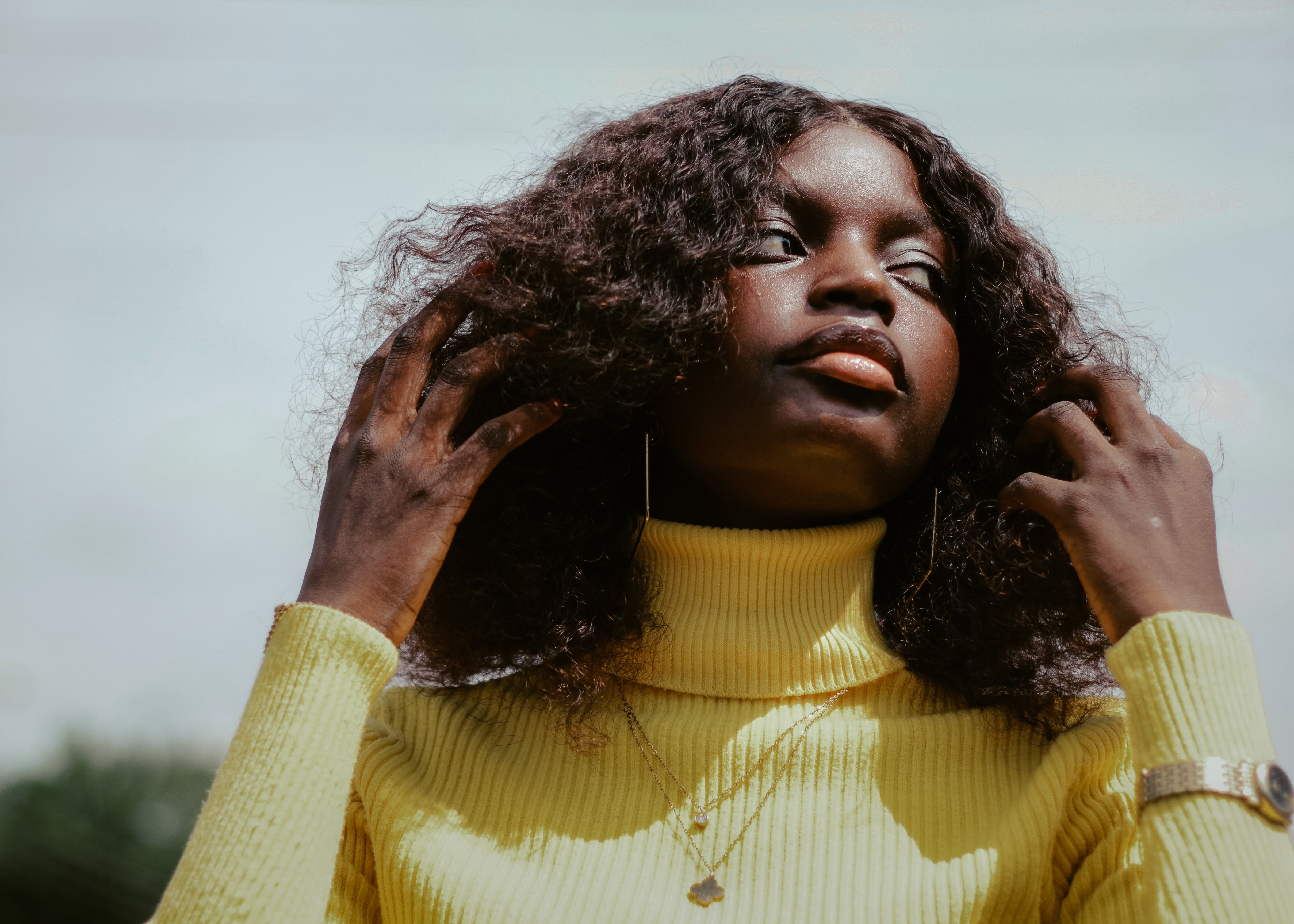 Gratis stockfoto van accessoires, afro haar, artistiek portret, buiten ...
