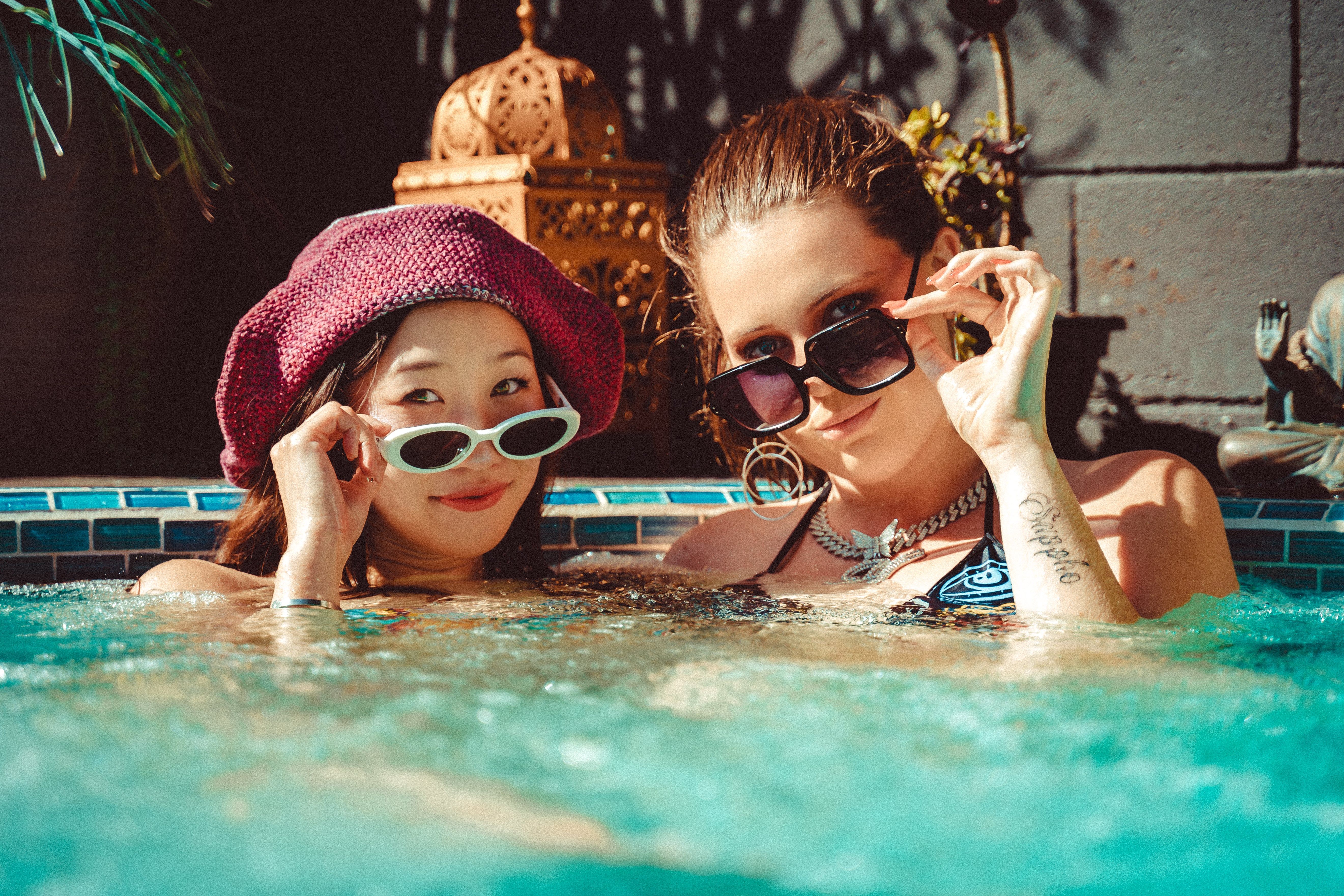 Jenn Et Hannah Jettent Un Oeil · Photo gratuite