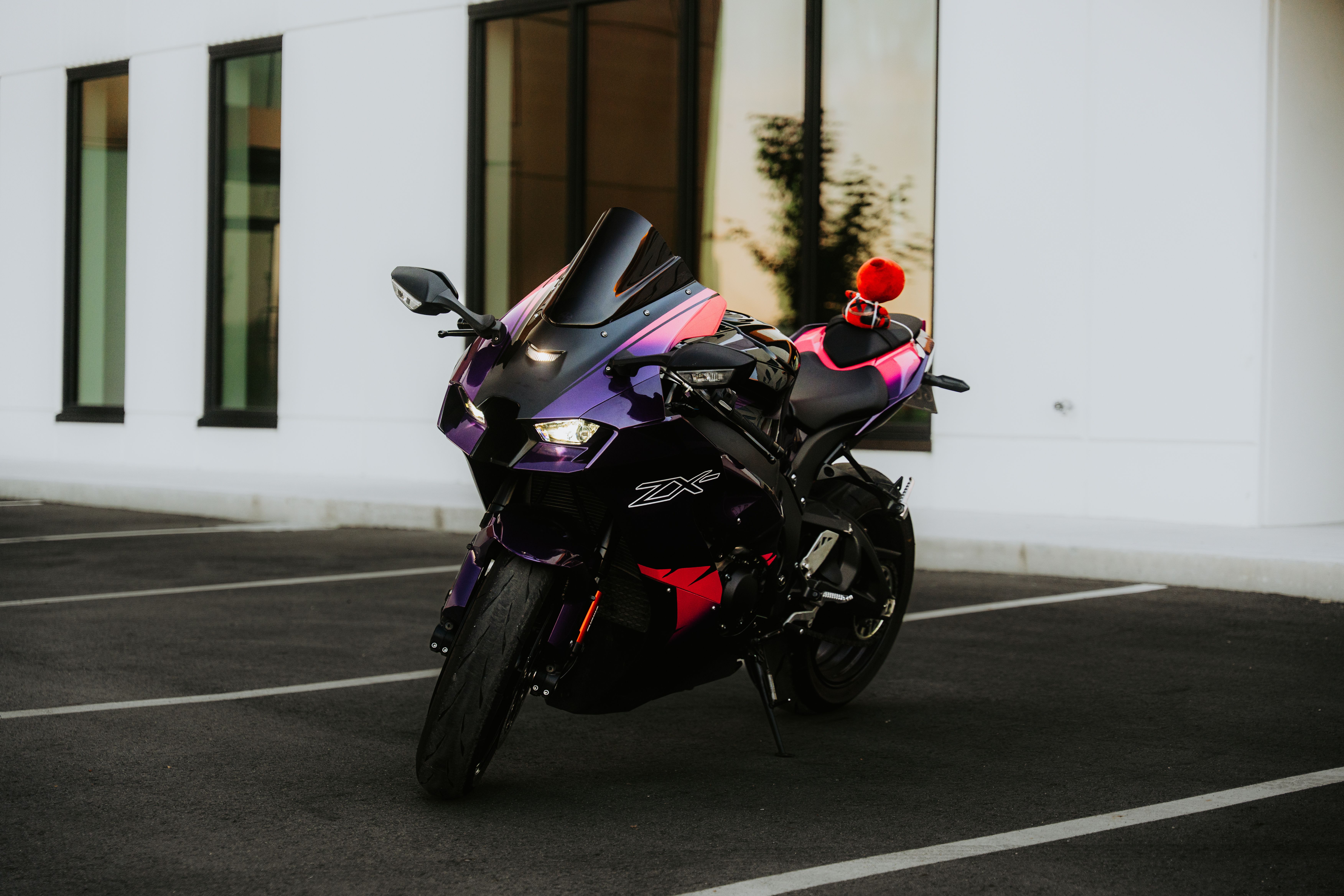 Modern Sport Motorcycle in Outdoor Setting · Free Stock Photo