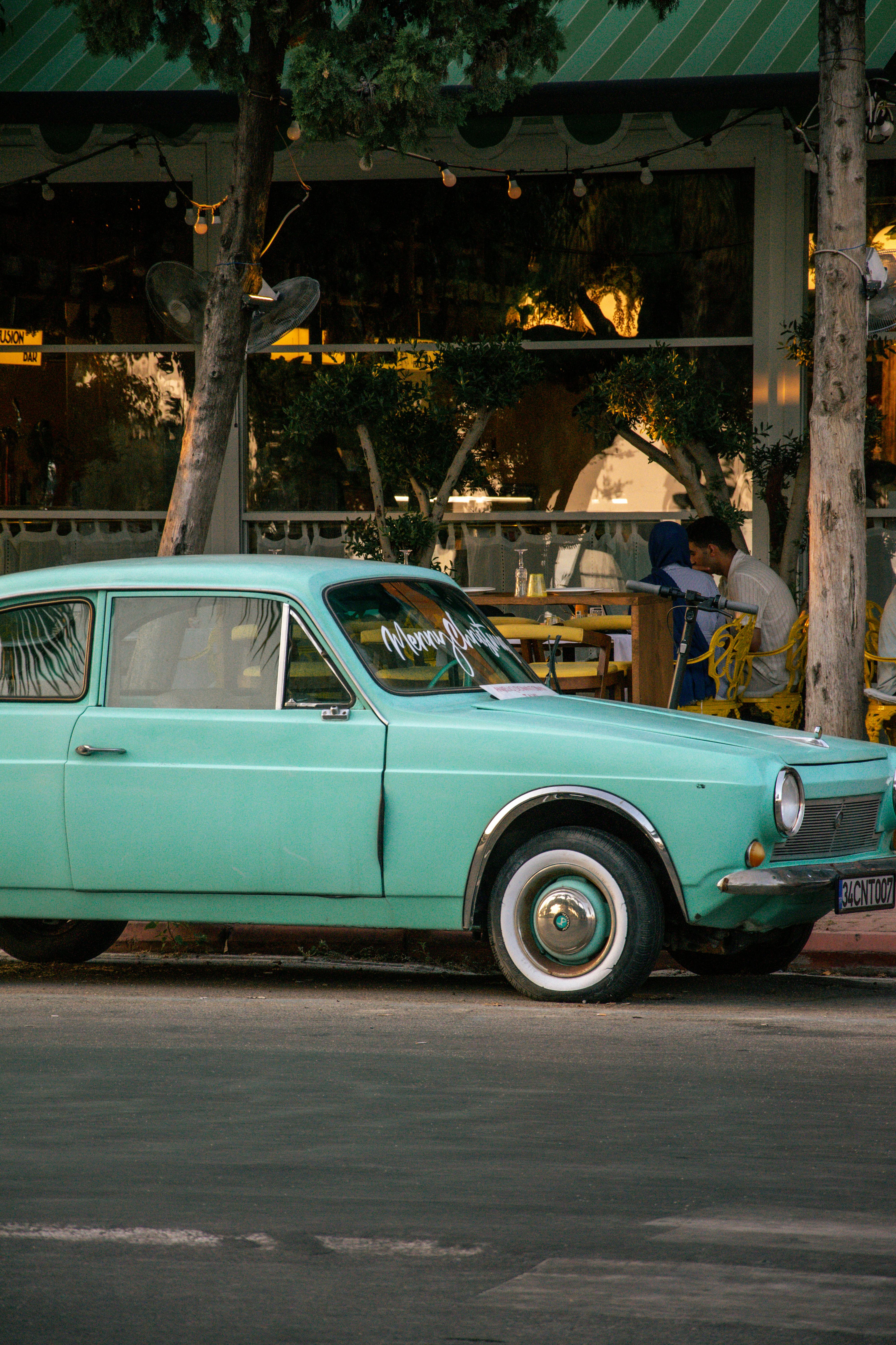 Un Coche Clásico Aparcado Frente A Un Café Turco · Foto de stock gratuita