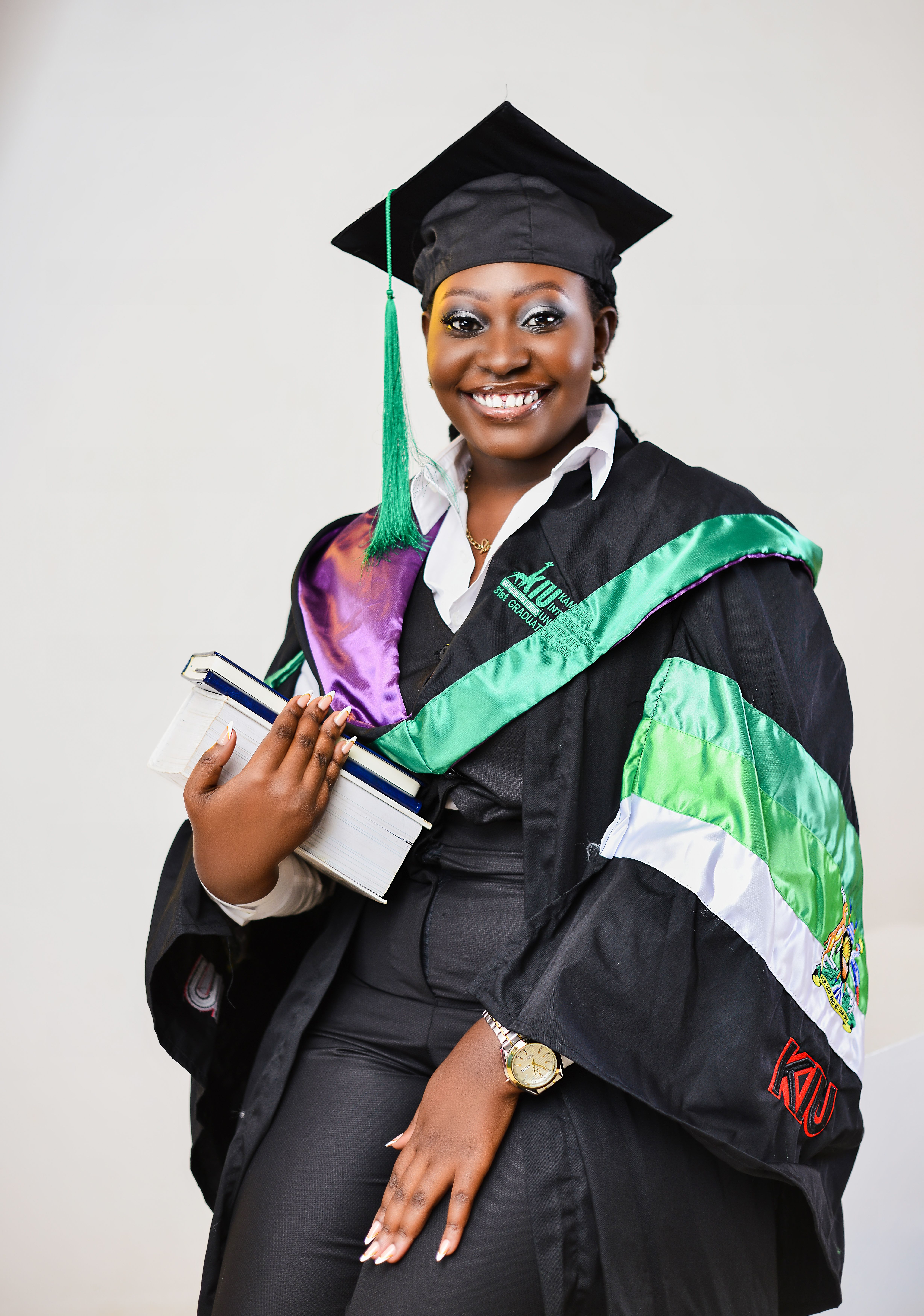 Graduado Alegre Con Libros En Toga Y Birrete · Foto de stock gratuita