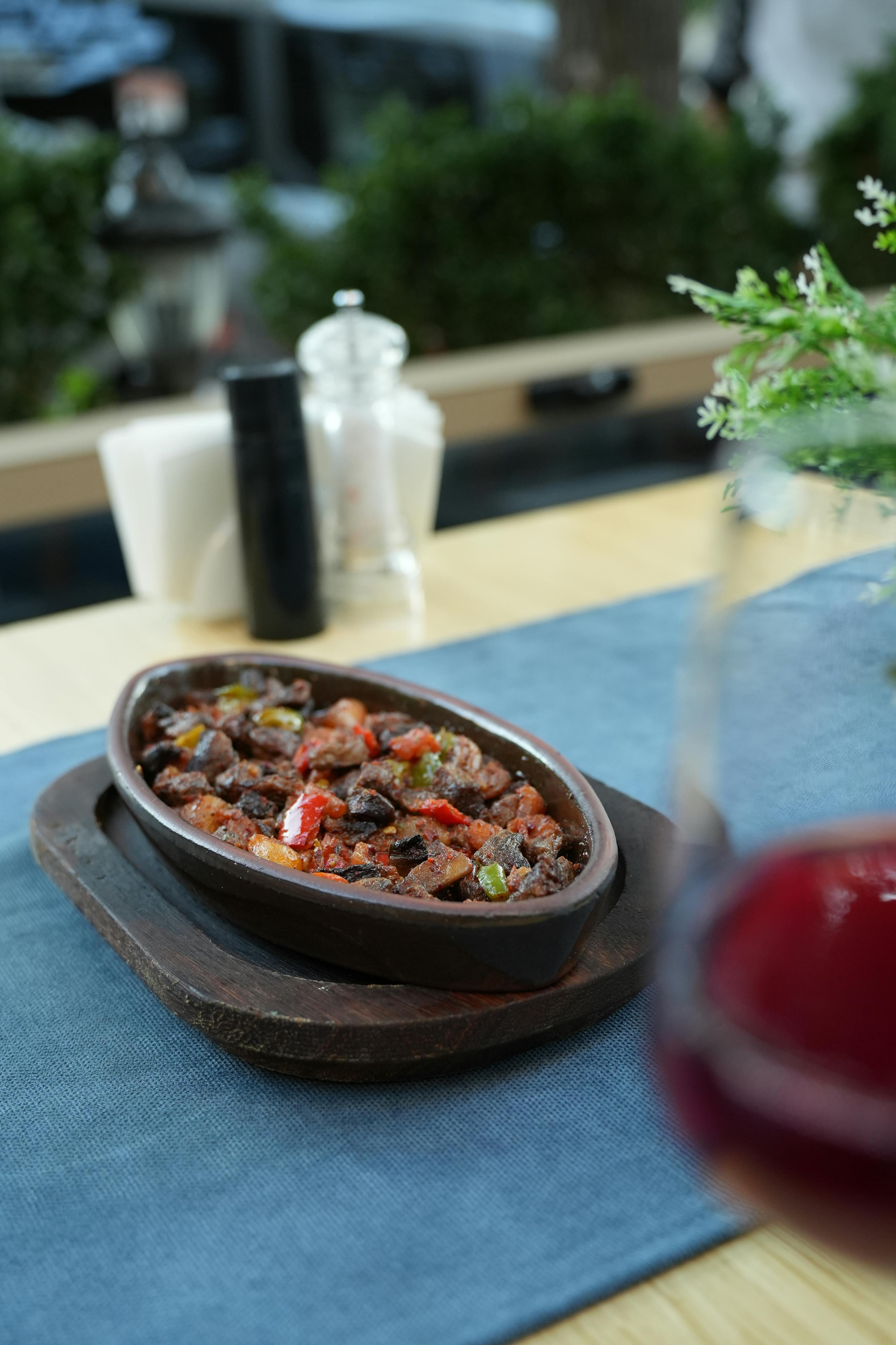 Delicious Sizzling Platter on Outdoor Table · Free Stock Photo