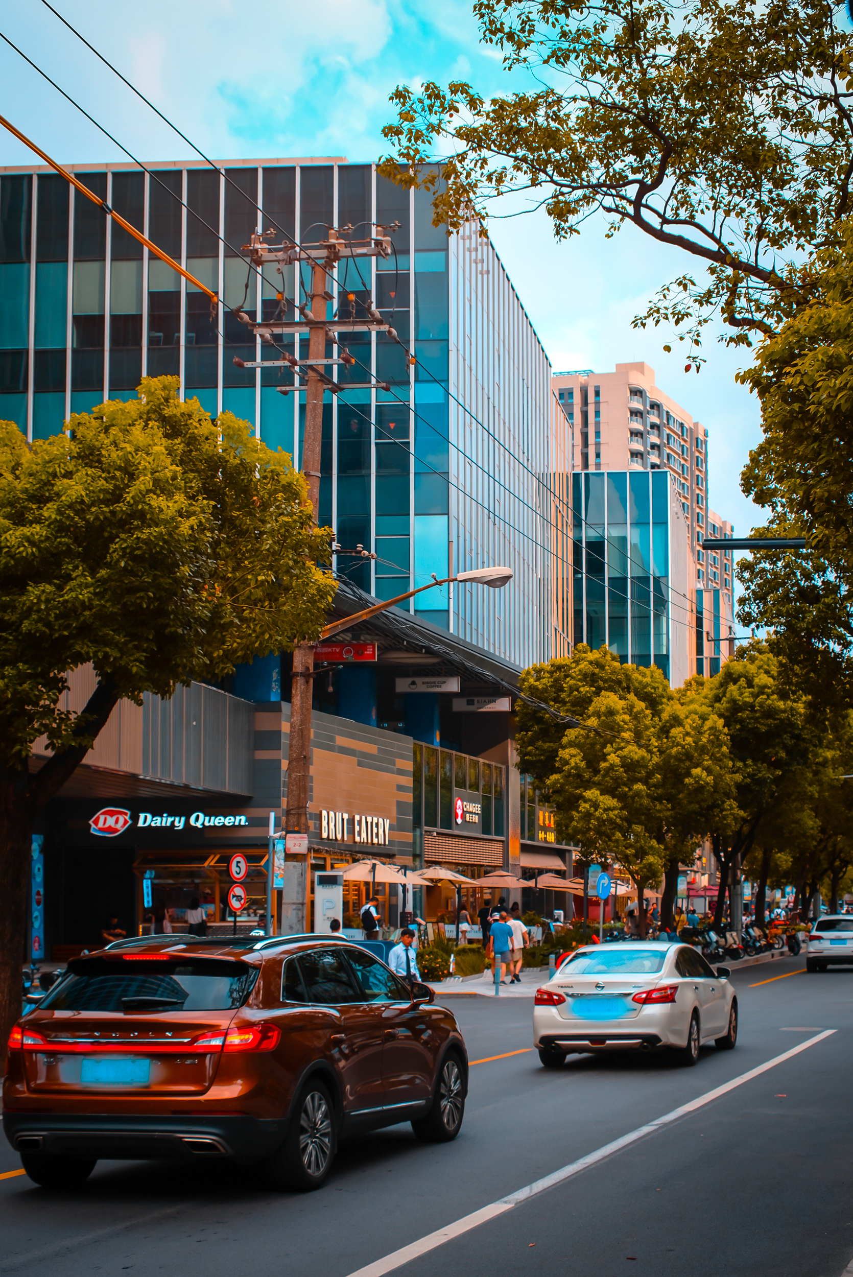 Vibrant Urban Street View with Modern Architecture · Free Stock Photo