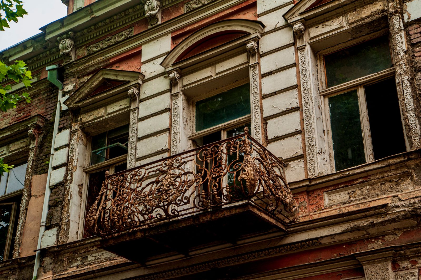 Old Building Balcony Photos, Download The BEST Free Old Building ...