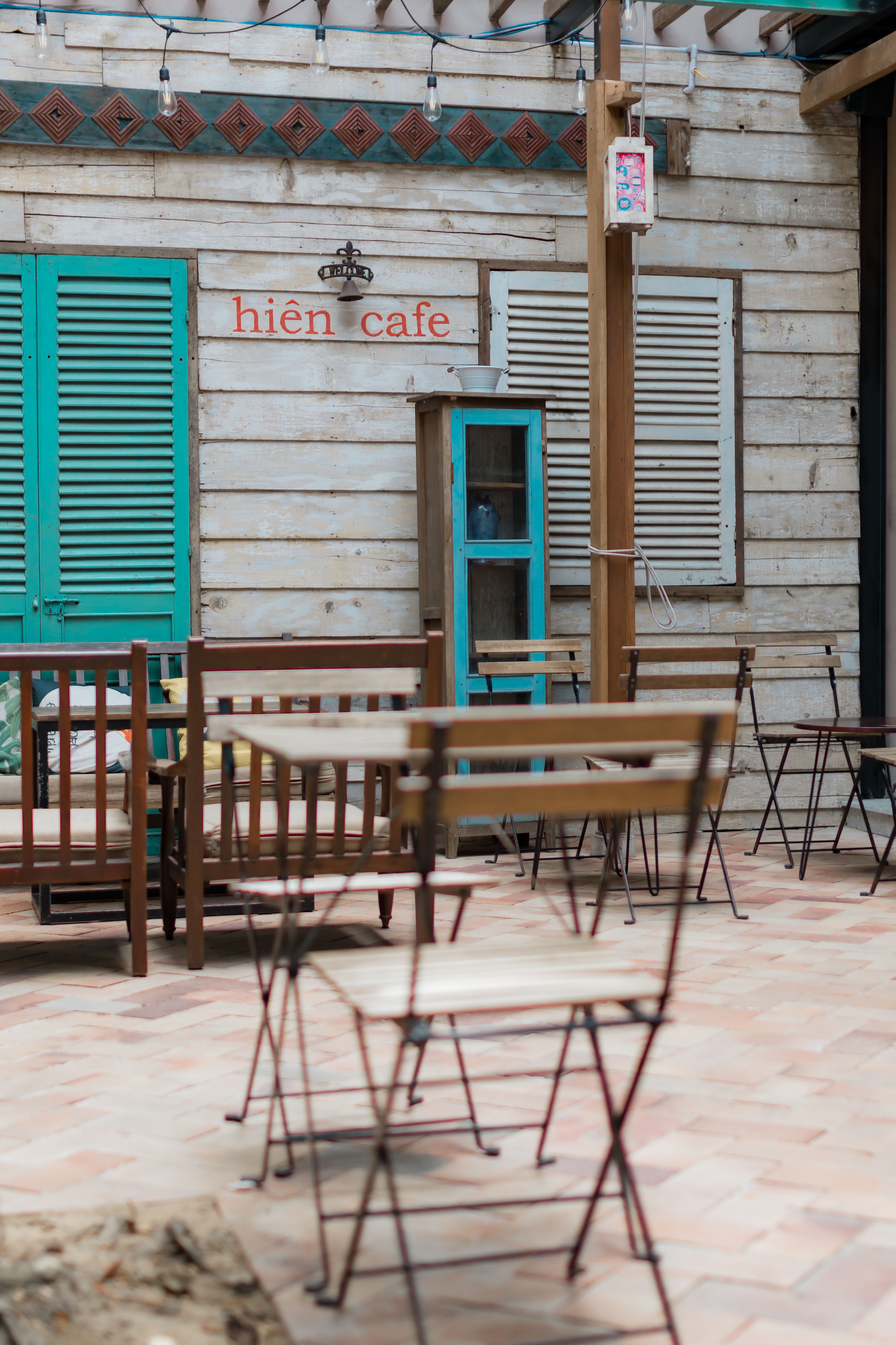 Rustic Outdoor Cafe with Vintage Charm · Free Stock Photo