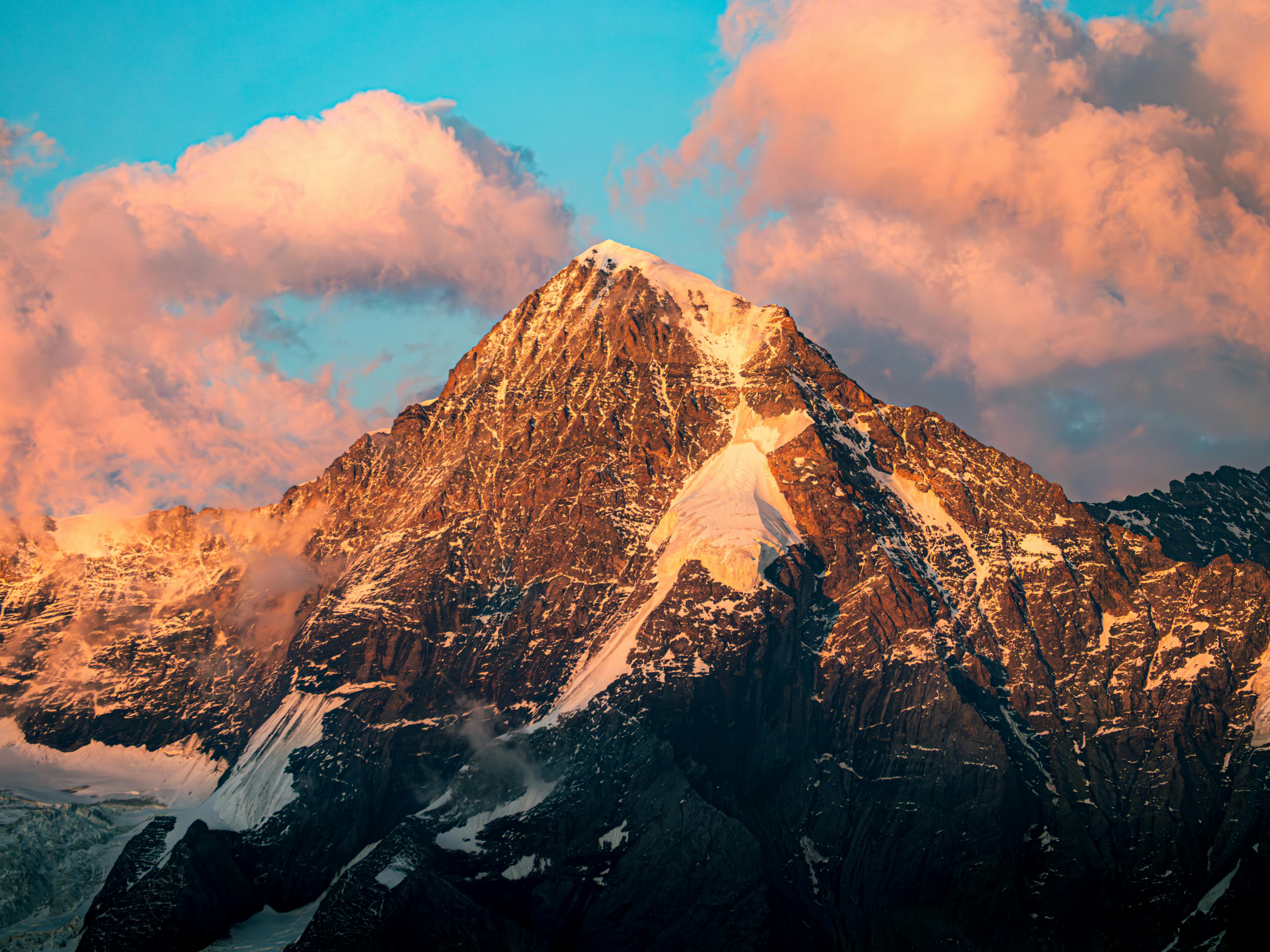 Pôr Do Sol Deslumbrante Sobre Os Alpes Suíços Em Lauterbrunnen · Foto ...