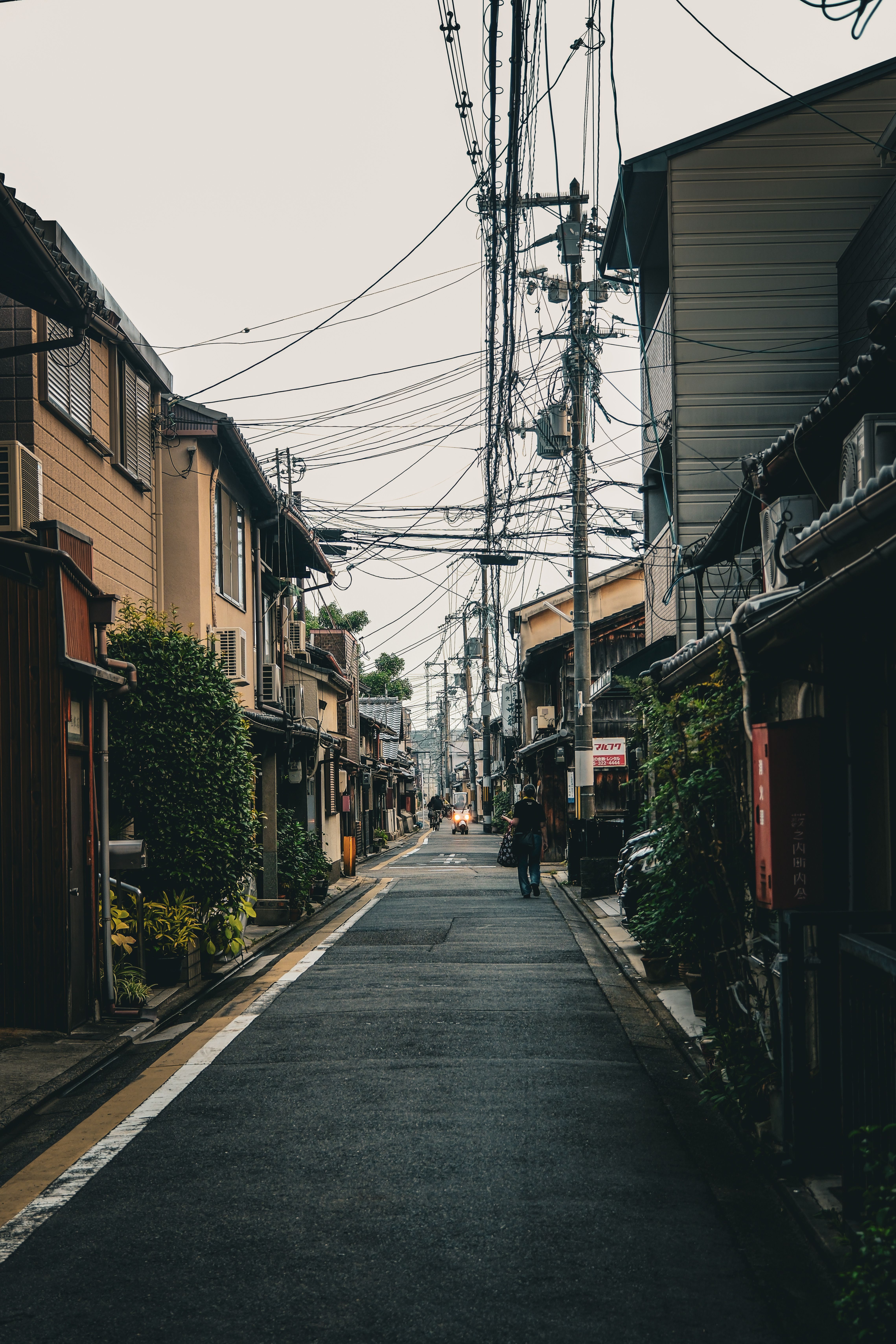 Traditional Japanese Street in Daylight · Free Stock Photo